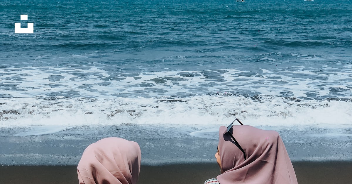 Deux Femmes Assises Sur Une Plage Face à Locéan Photo Photo Plage