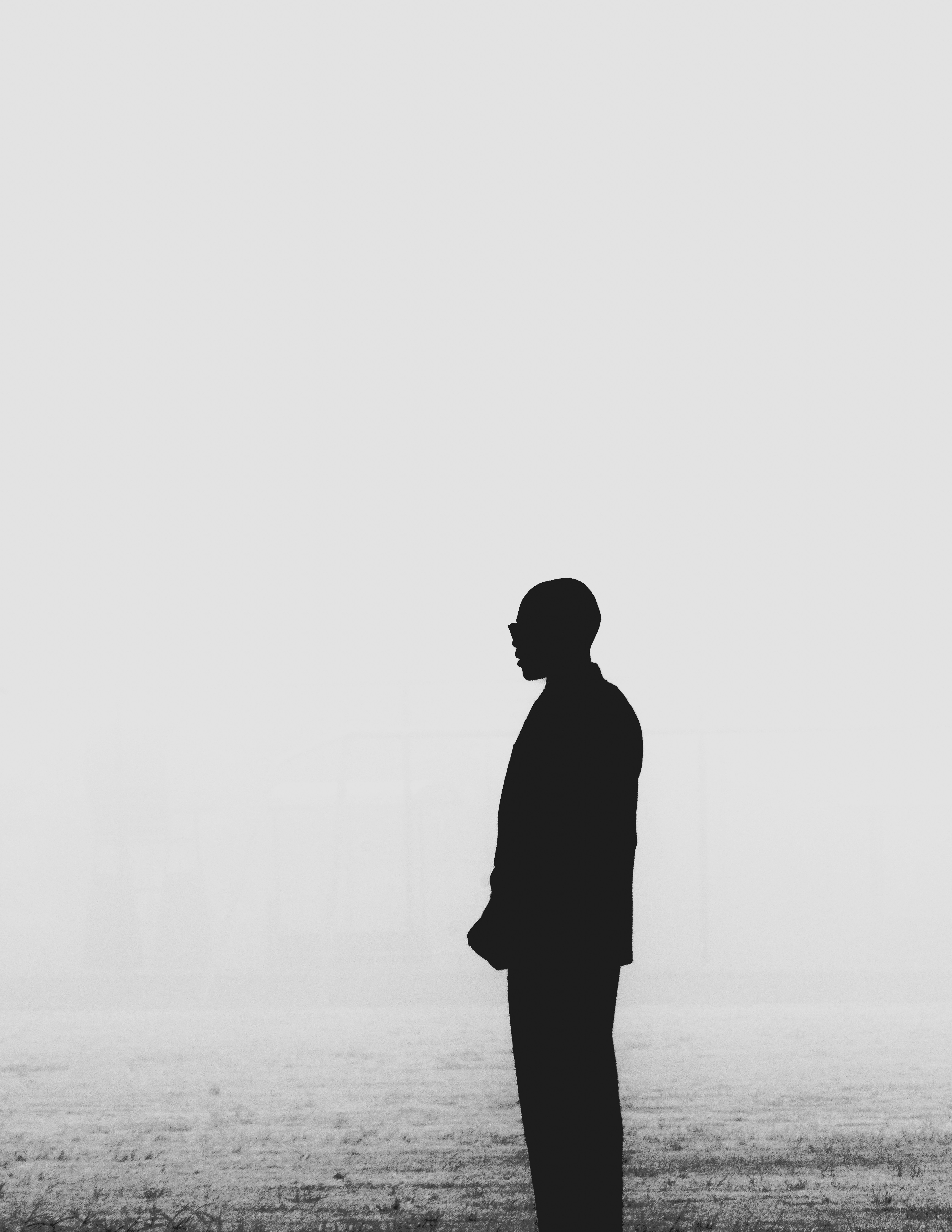 Un hombre parado en medio de un campo foto – Imagen de Simple gratuita ...