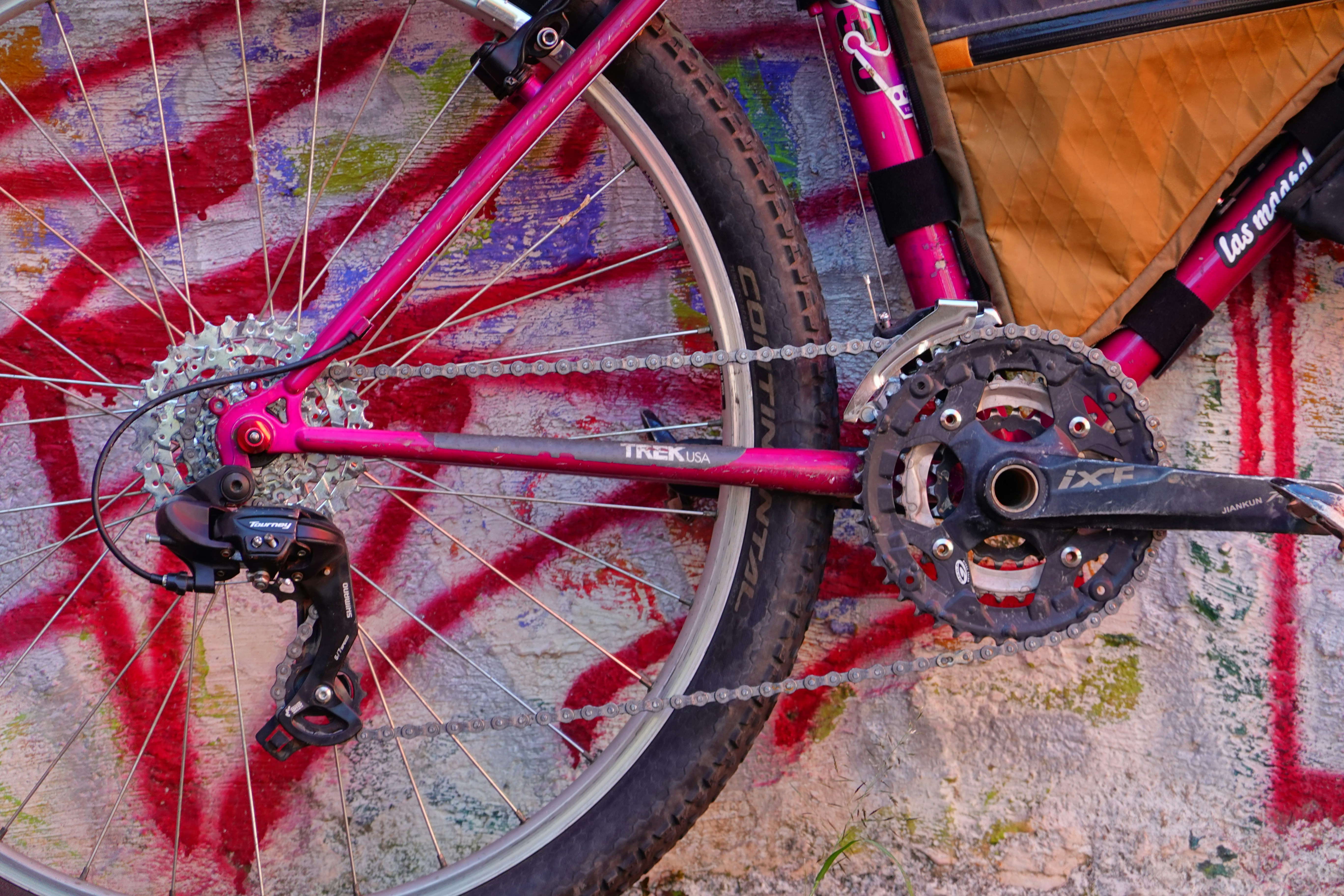 A close up of a bike parked on a sidewalk photo – Free Vila anglo ...