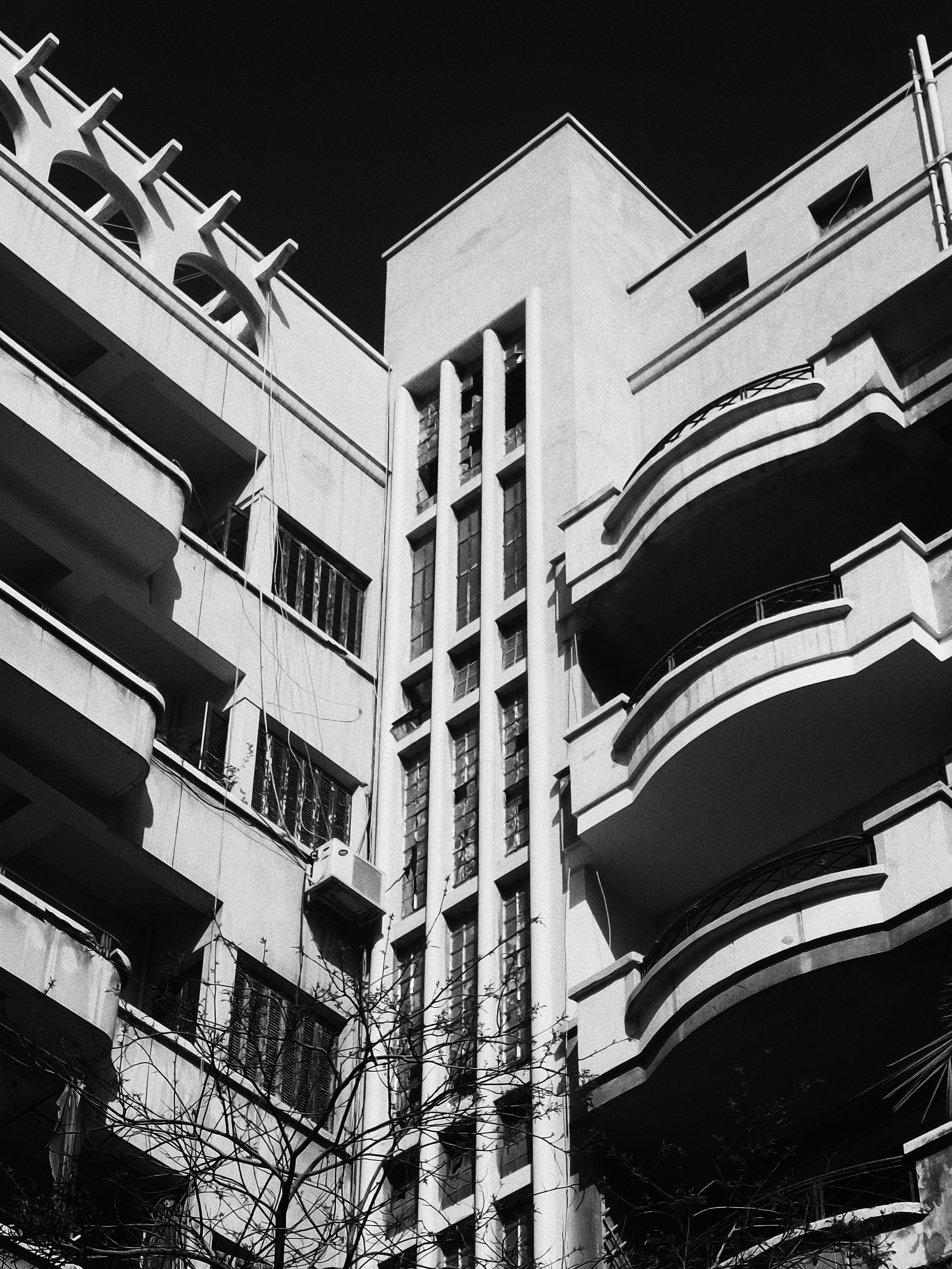 Foto Una foto en blanco y negro de un edificio con balcones – Imagen ...