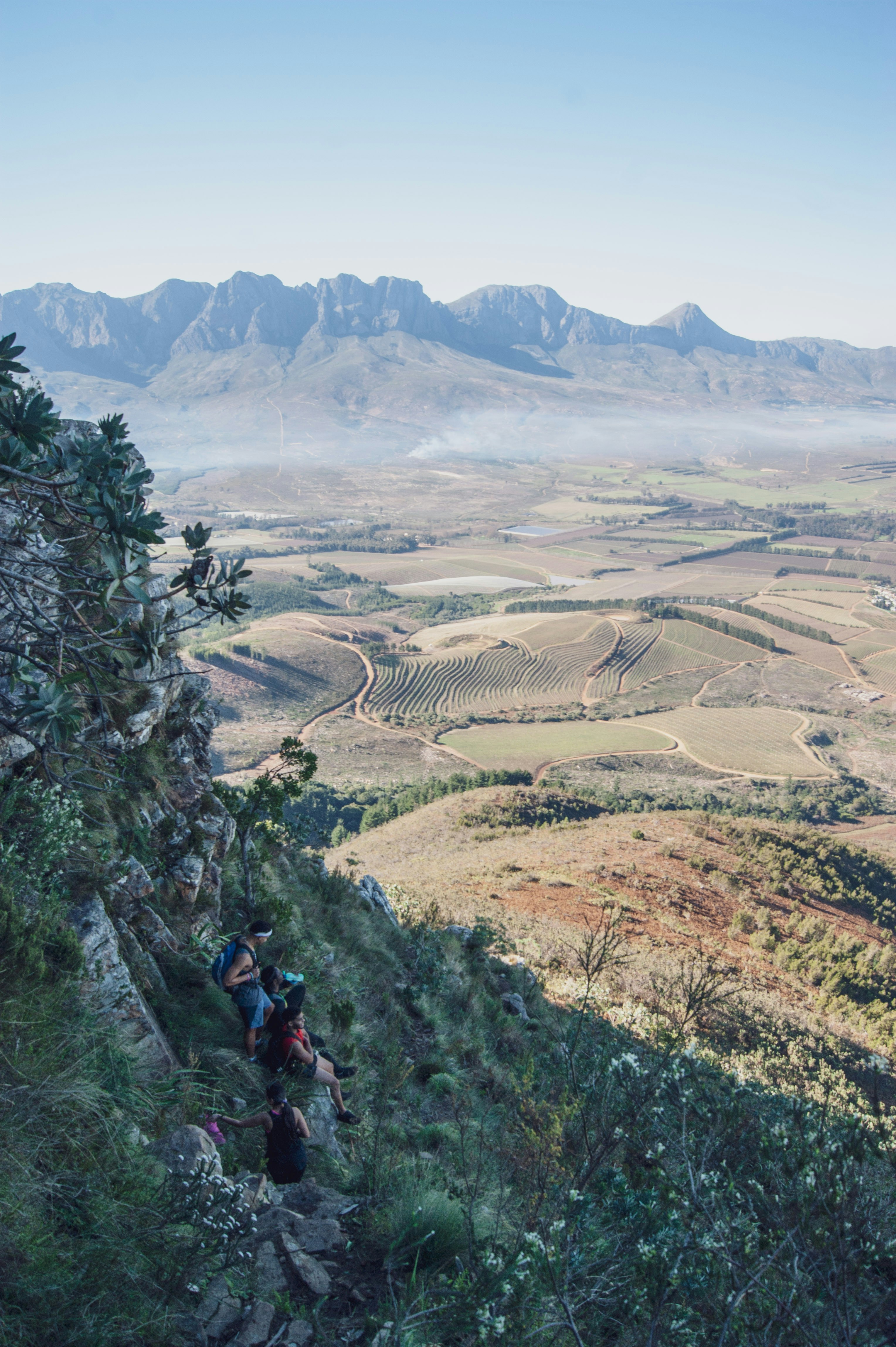 Un couple de personnes marchant sur le flanc d’une montagne photo ...