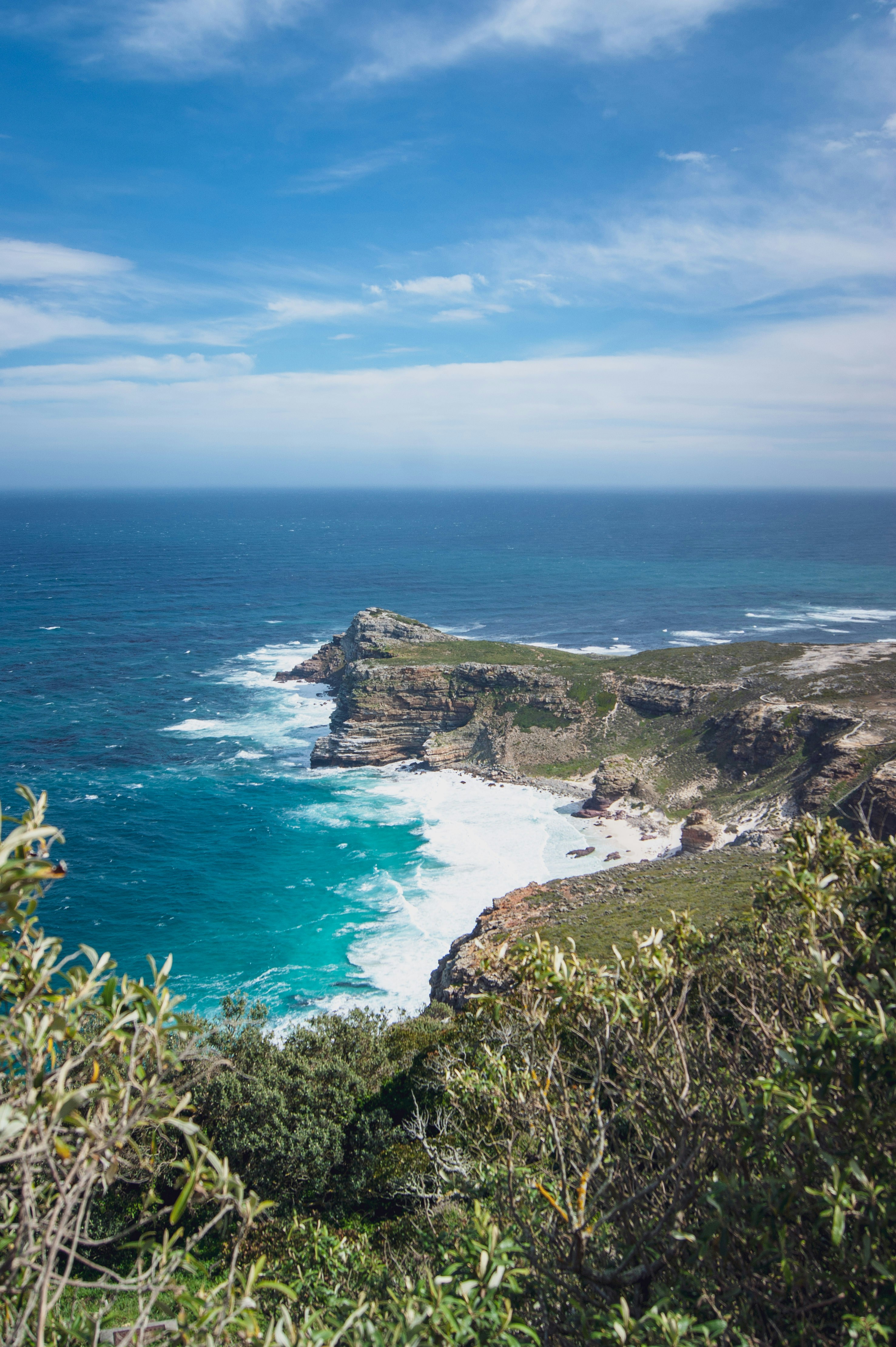 A view of the ocean from a cliff photo – Free Sea Image on Unsplash