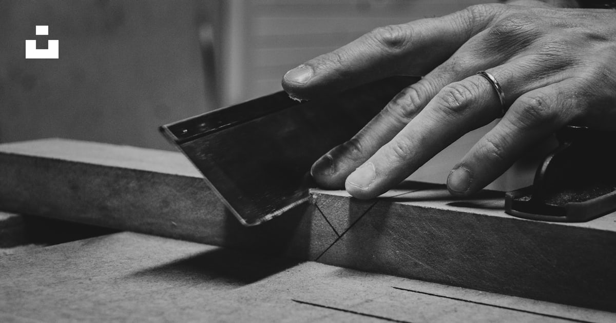 Foto La Mano De Una Persona Encima De Un Trozo De Madera Imagen