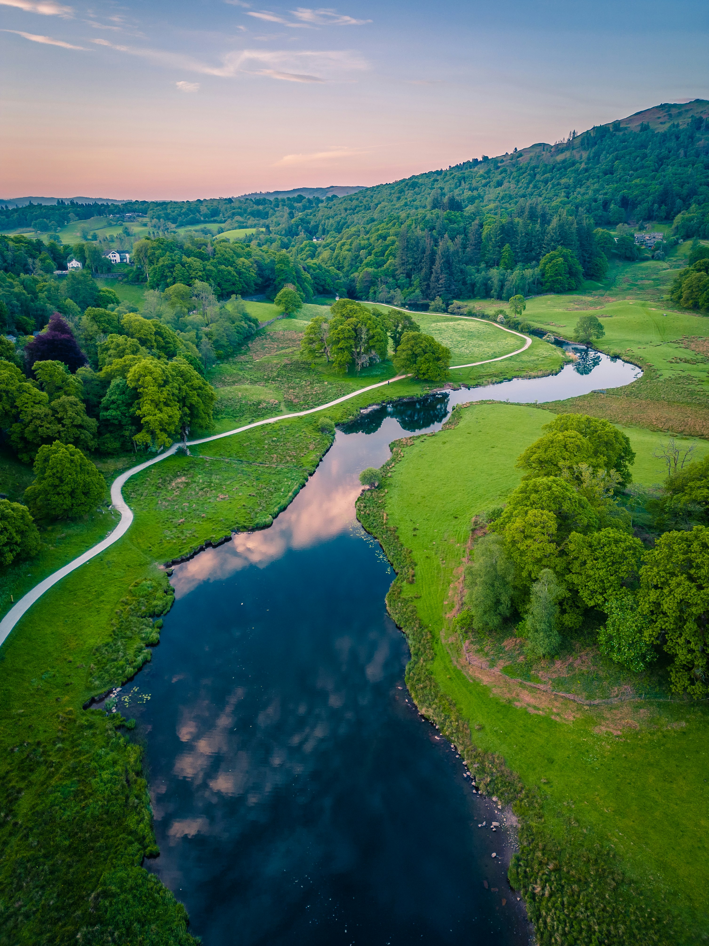 Une rivière qui coule à travers une campagne verdoyante photo – Photo ...