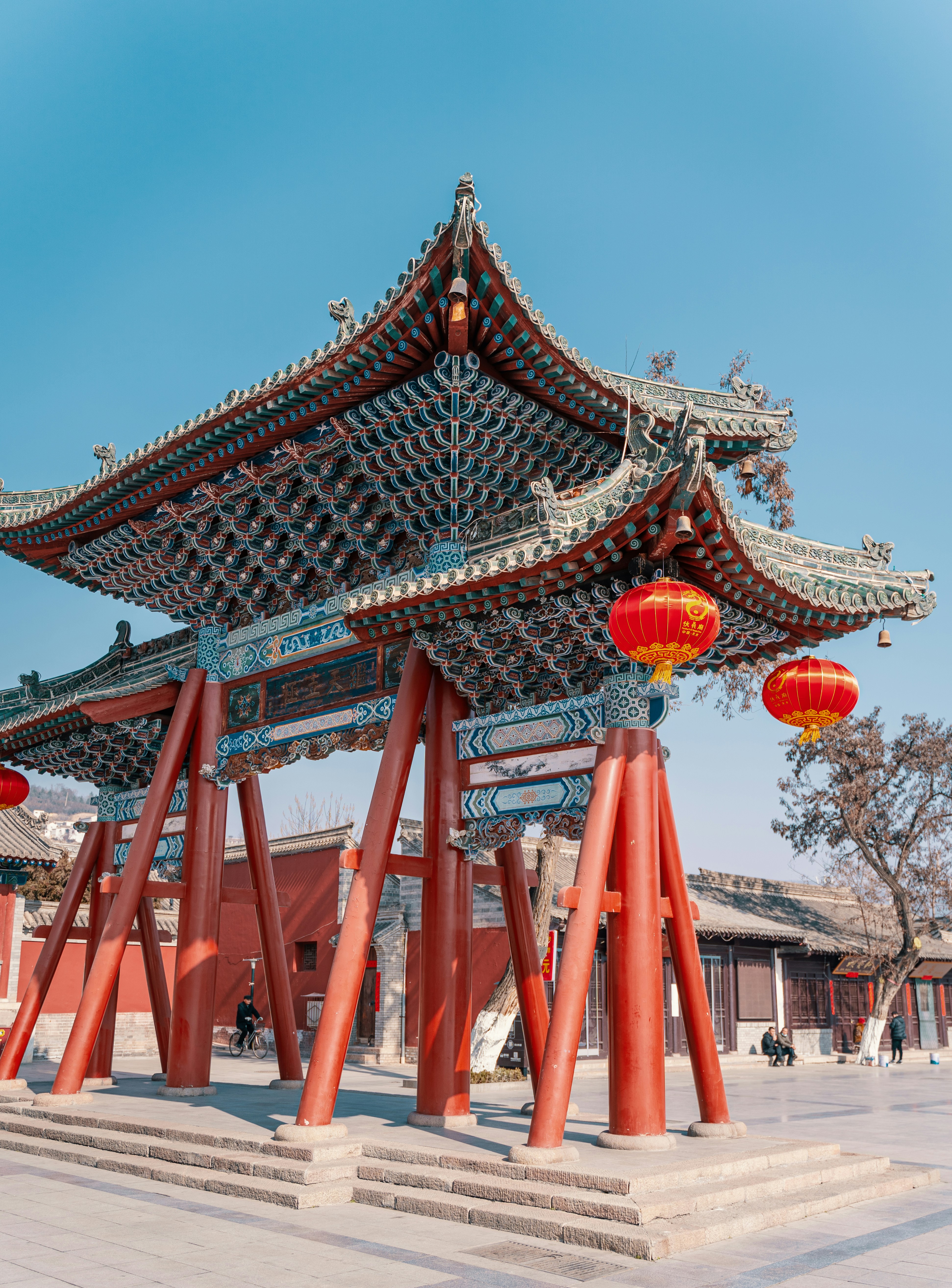 A chinese building with red pillars and lanterns photo – Free Building ...