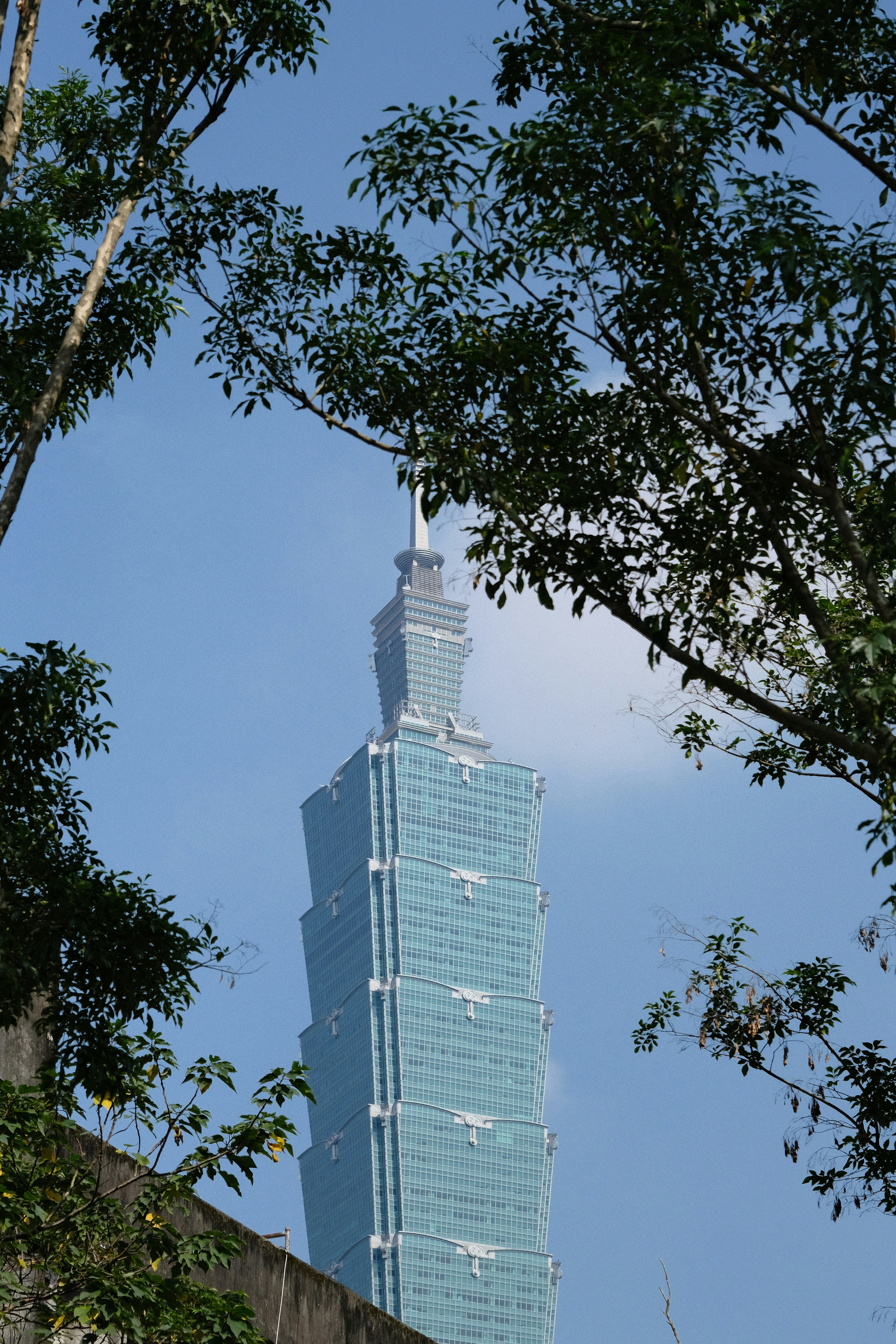 Foto Un edificio muy alto que se eleva sobre una ciudad – Imagen ...