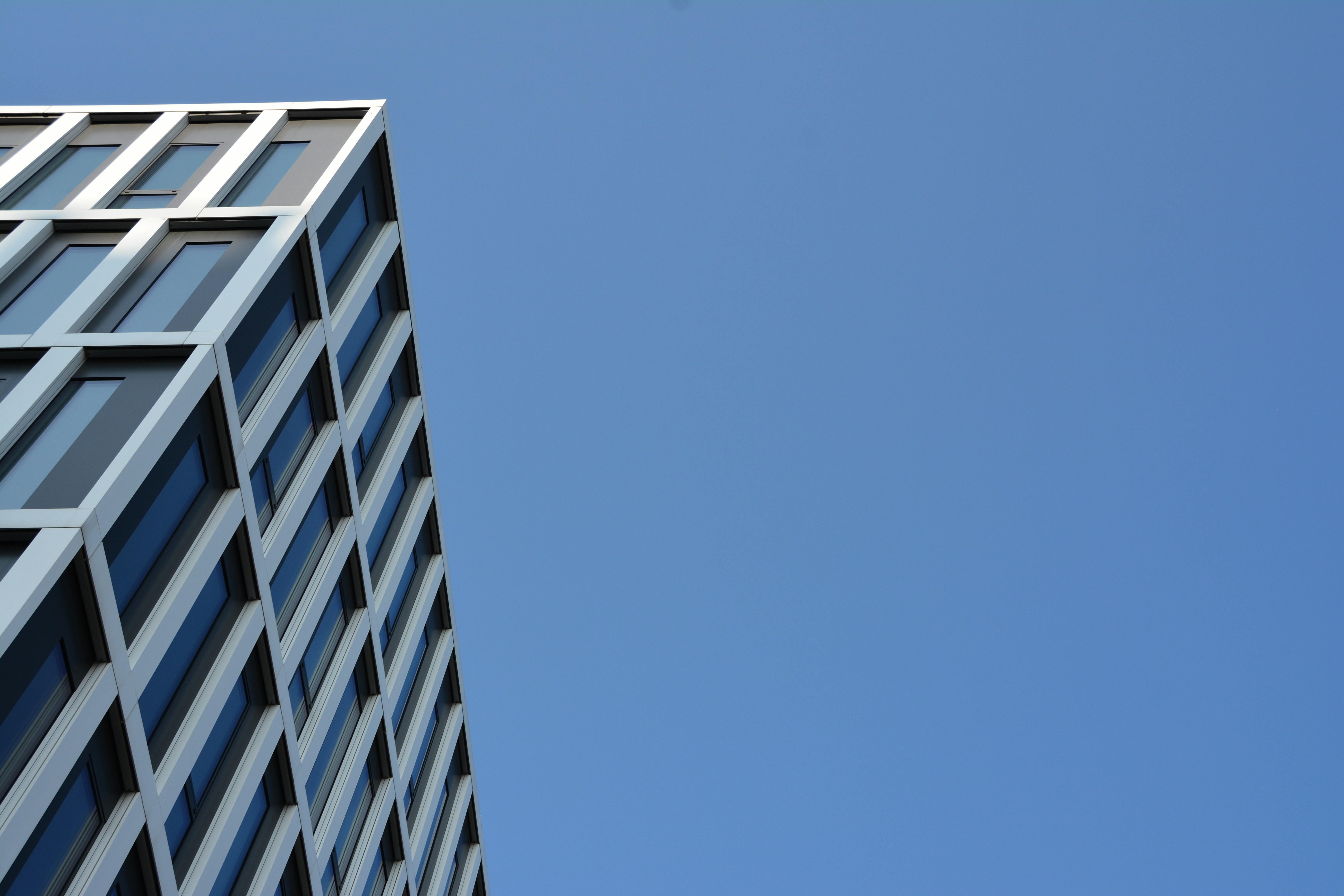 Un grand bâtiment avec de nombreuses fenêtres contre un ciel bleu photo ...