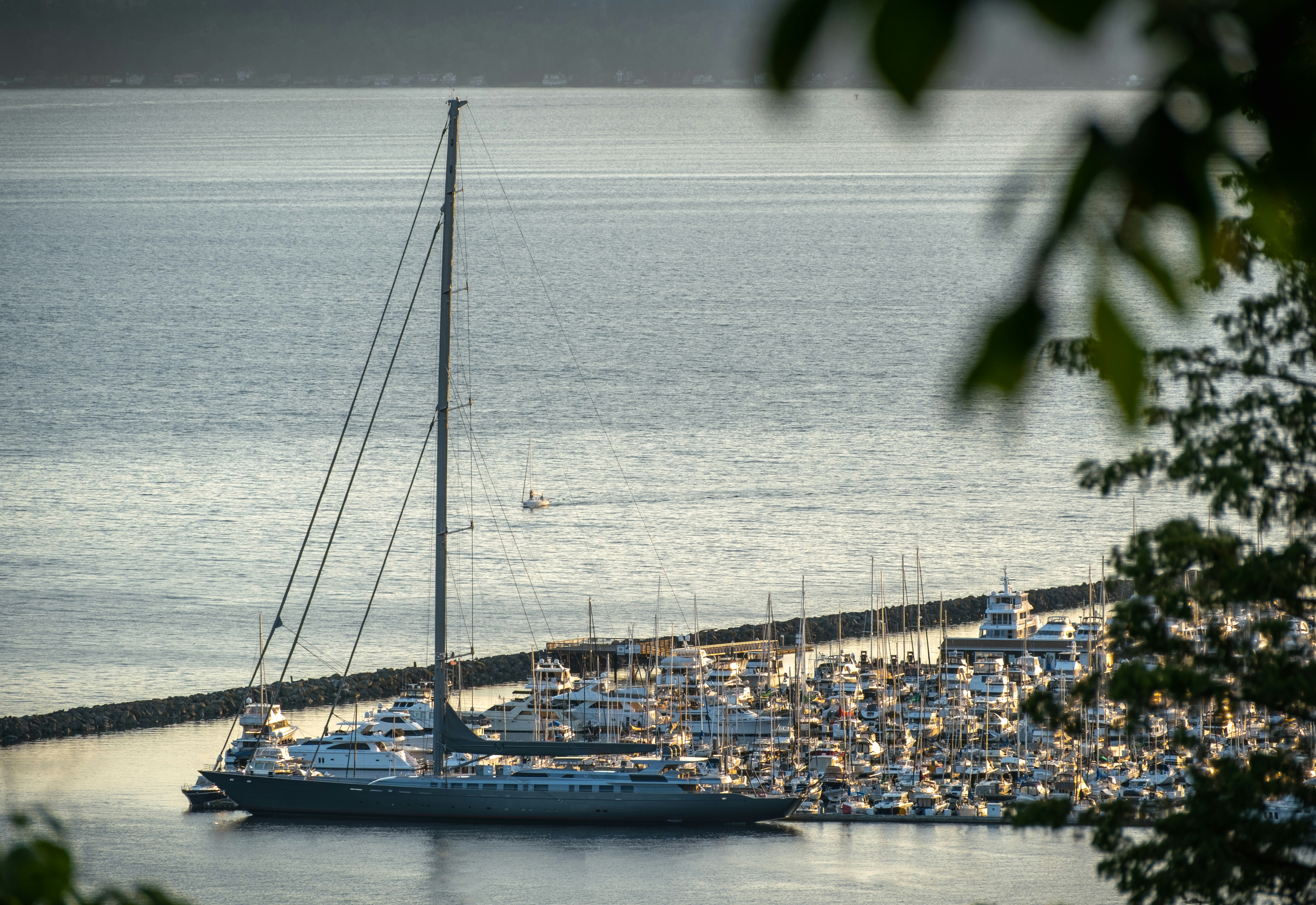 Foto zum Thema Ein Segelboot liegt in einem Hafen – Kostenloses Bild zu ...