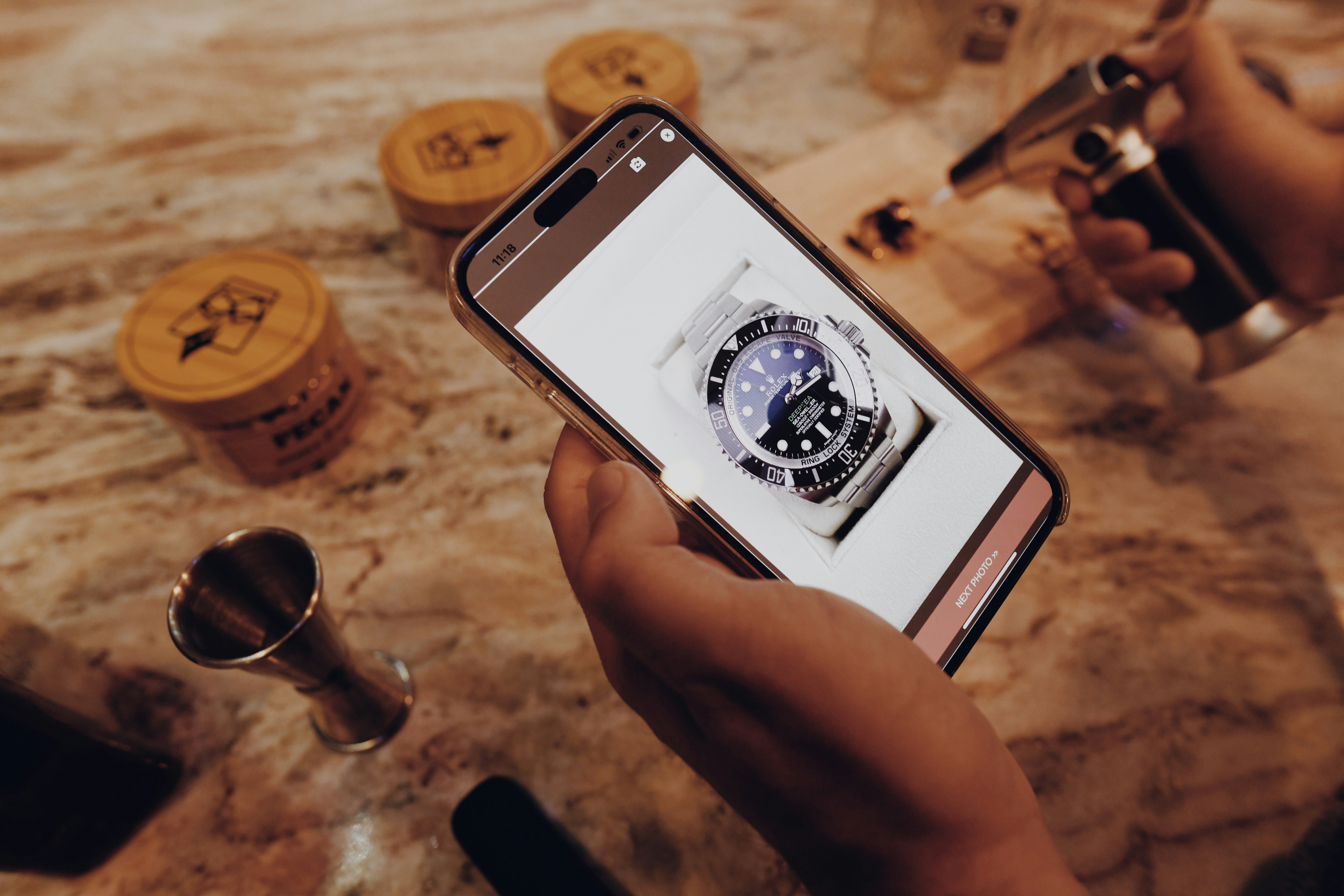 Foto zum Thema Eine person, die ein handy mit einer uhr darauf hält ...