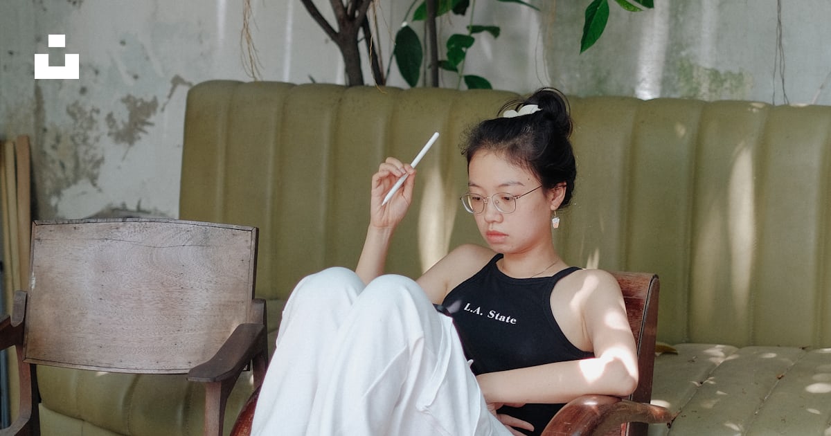소파에 앉아 담배를 피우는 여자 사진 Unsplash의 무료 꽃 이미지