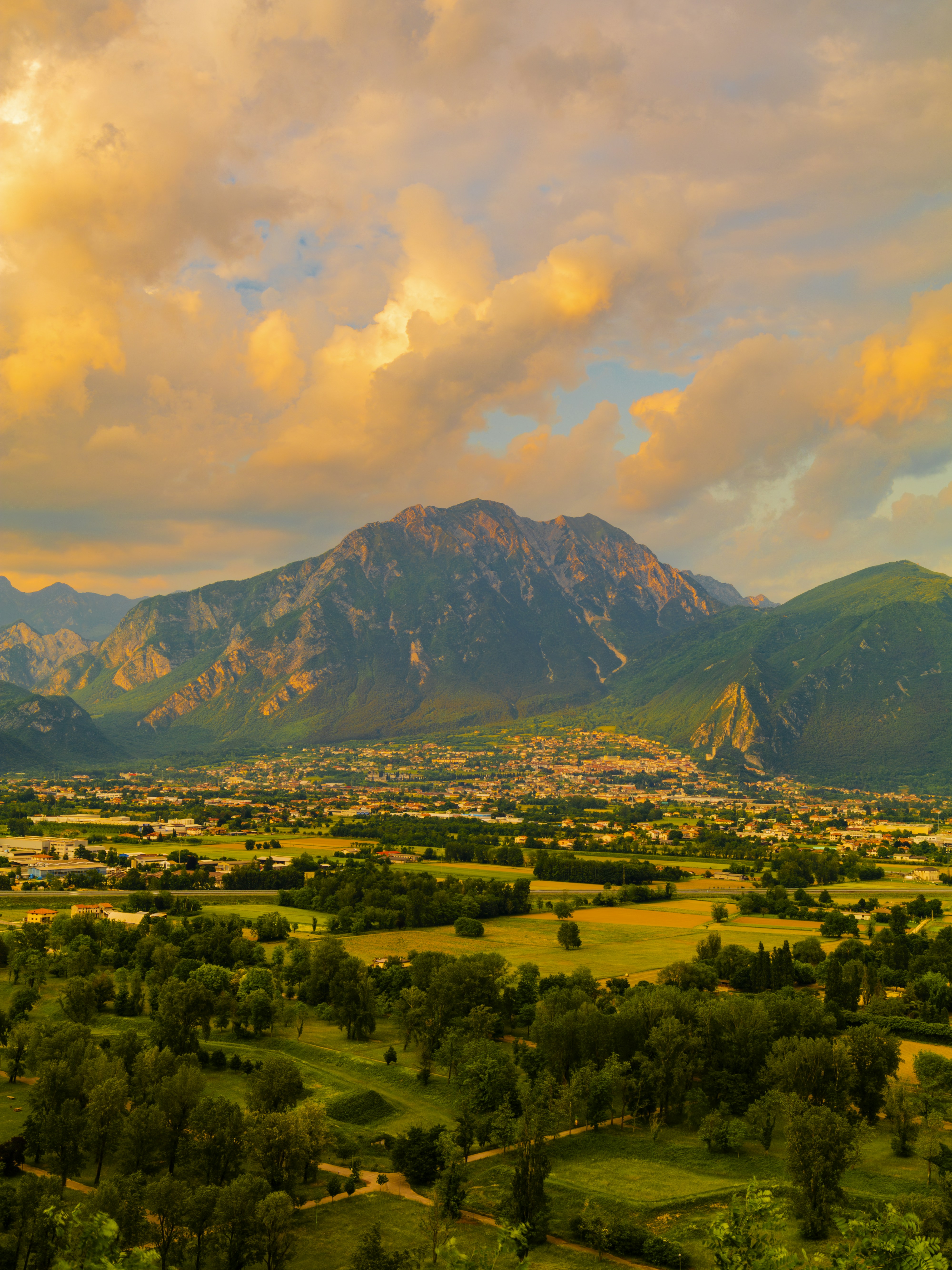 Una vista panoramica di una valle con le montagne sullo sfondo foto ...