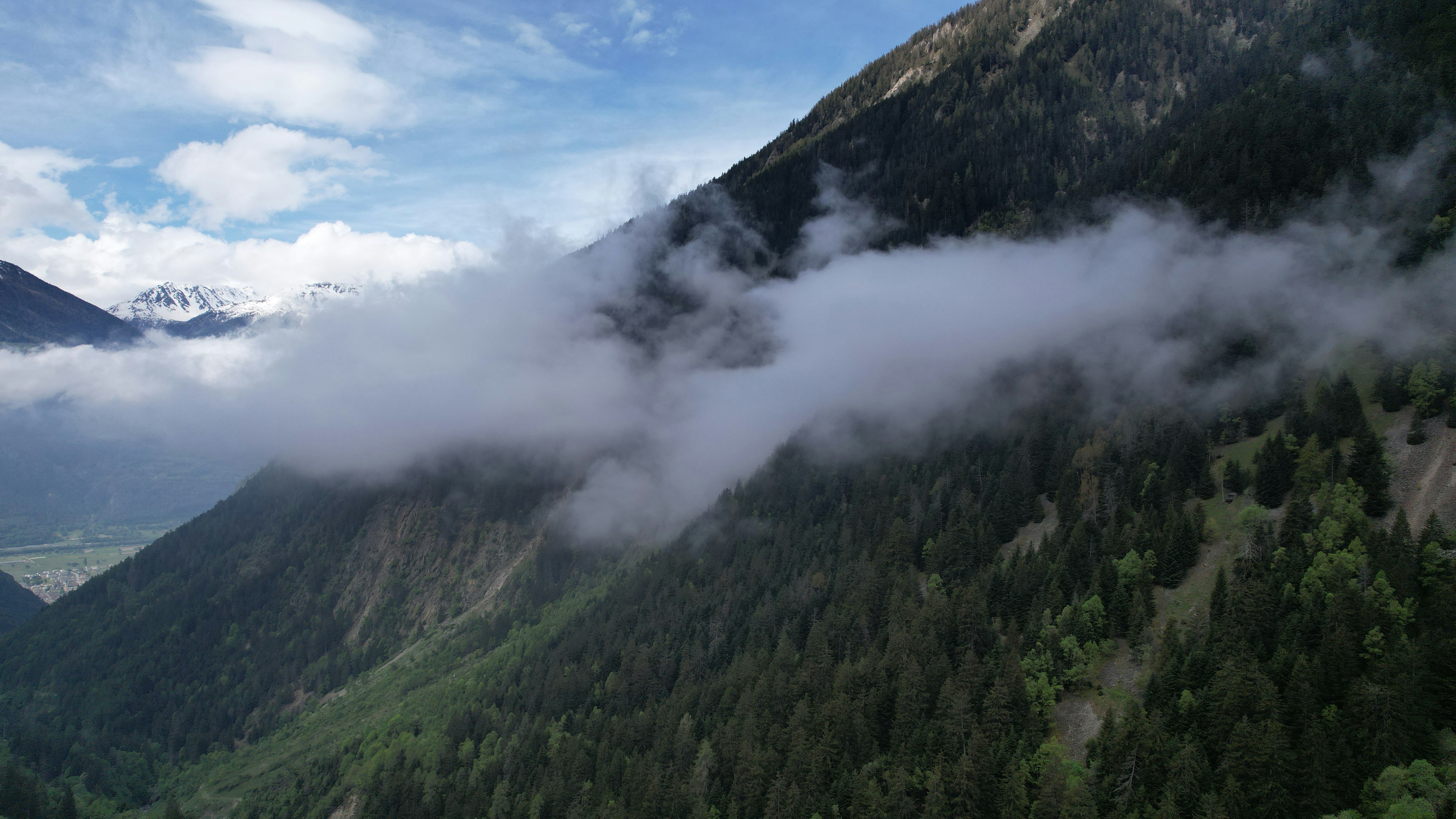 Foto zum Thema Blick auf ein Tal mit einem Berg im Hintergrund ...