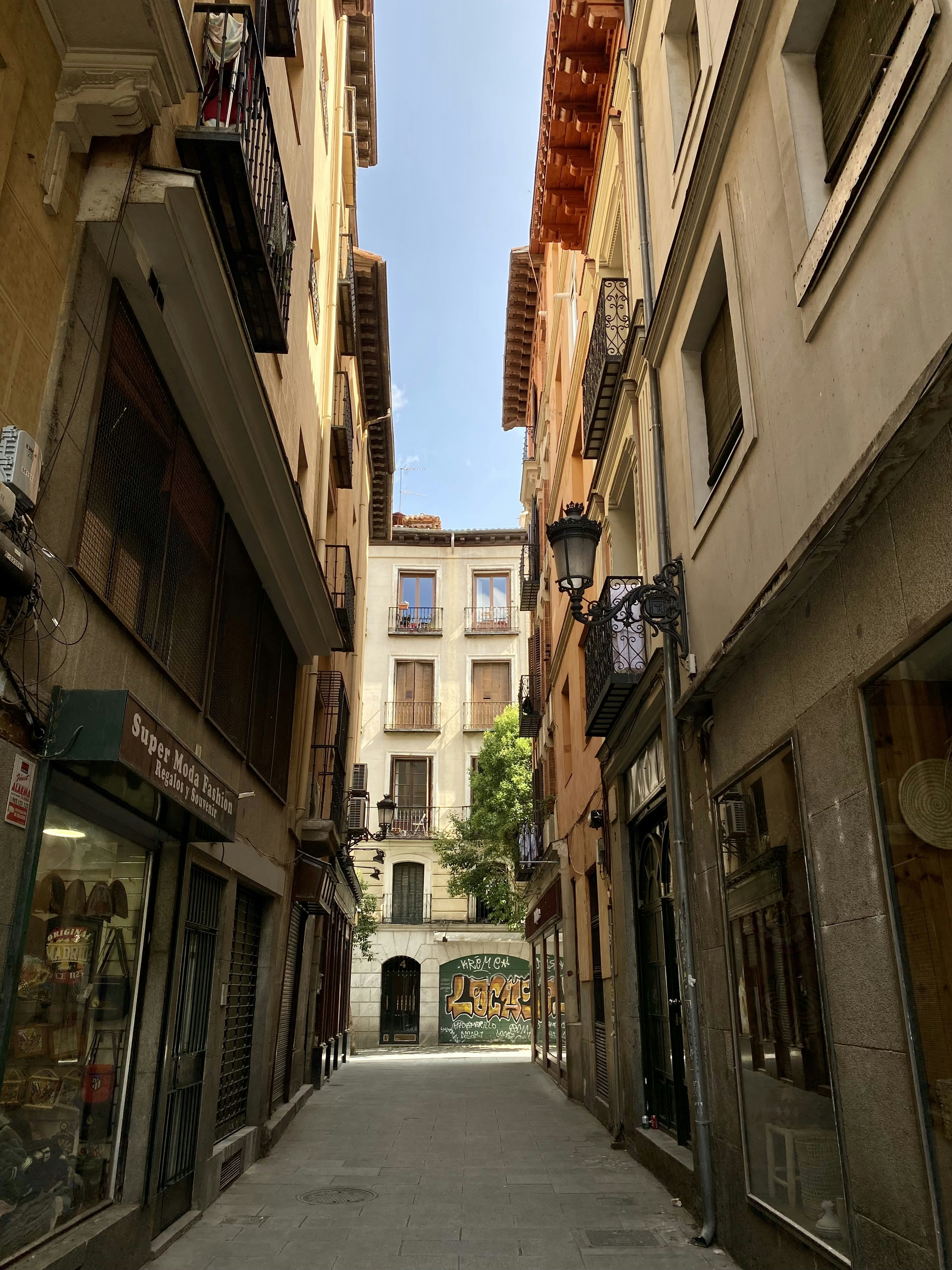 A narrow city street lined with tall buildings photo – Free Hiszpania ...