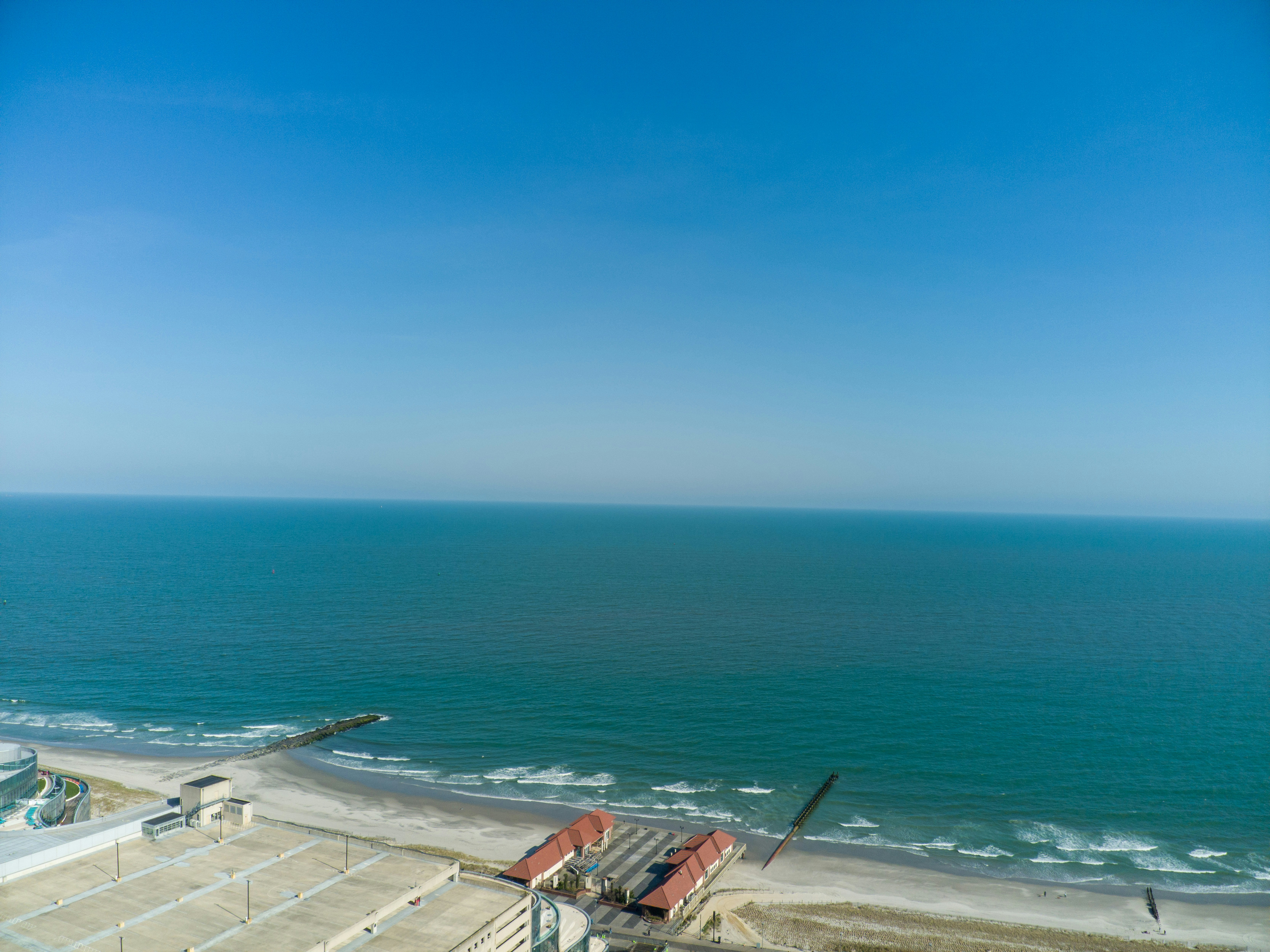 A view of the ocean from a balcony photo – Free Sky Image on Unsplash