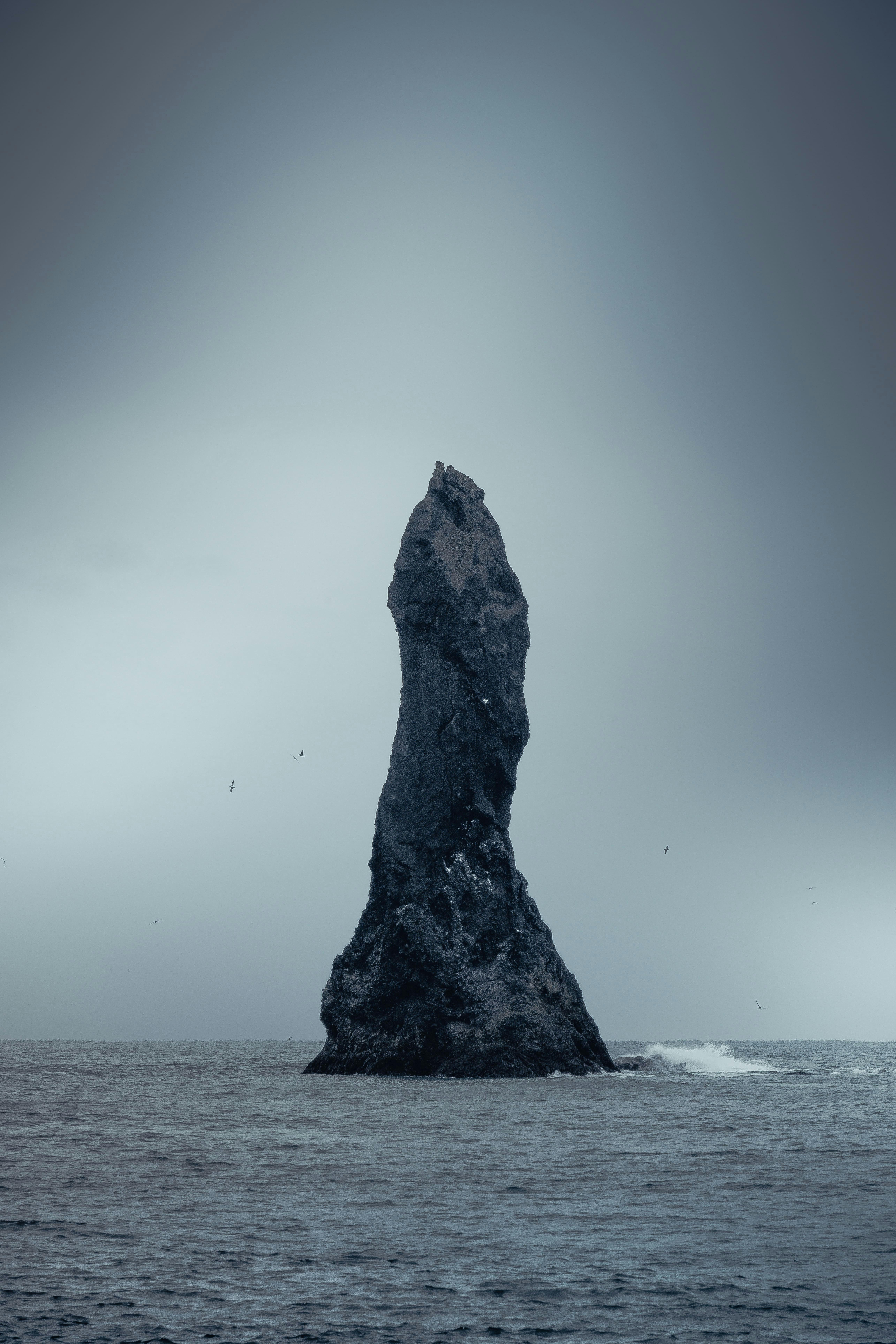 Un gros rocher sortant de l’océan photo – Image gratuite de Fond de l ...