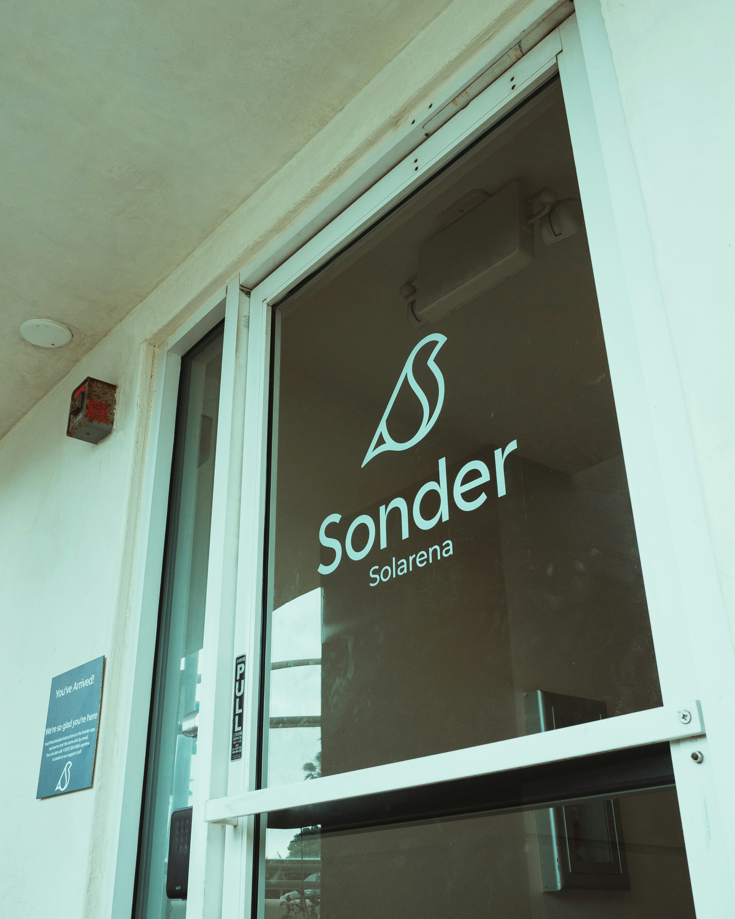 A window with a sign on it that says sonder photo – Free Image on Unsplash