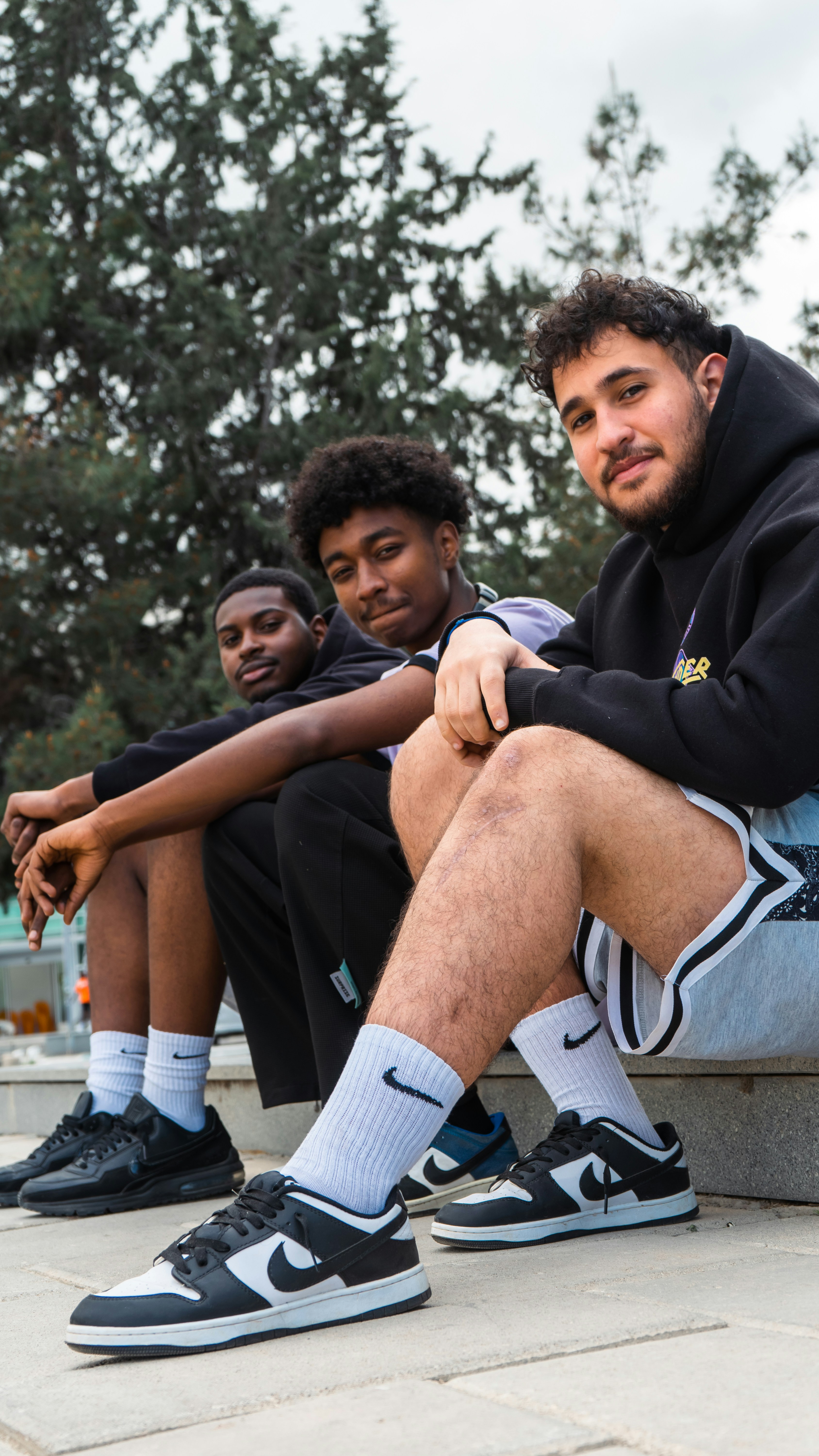 Un grupo de jóvenes sentados uno al lado del otro foto – Imagen de ...