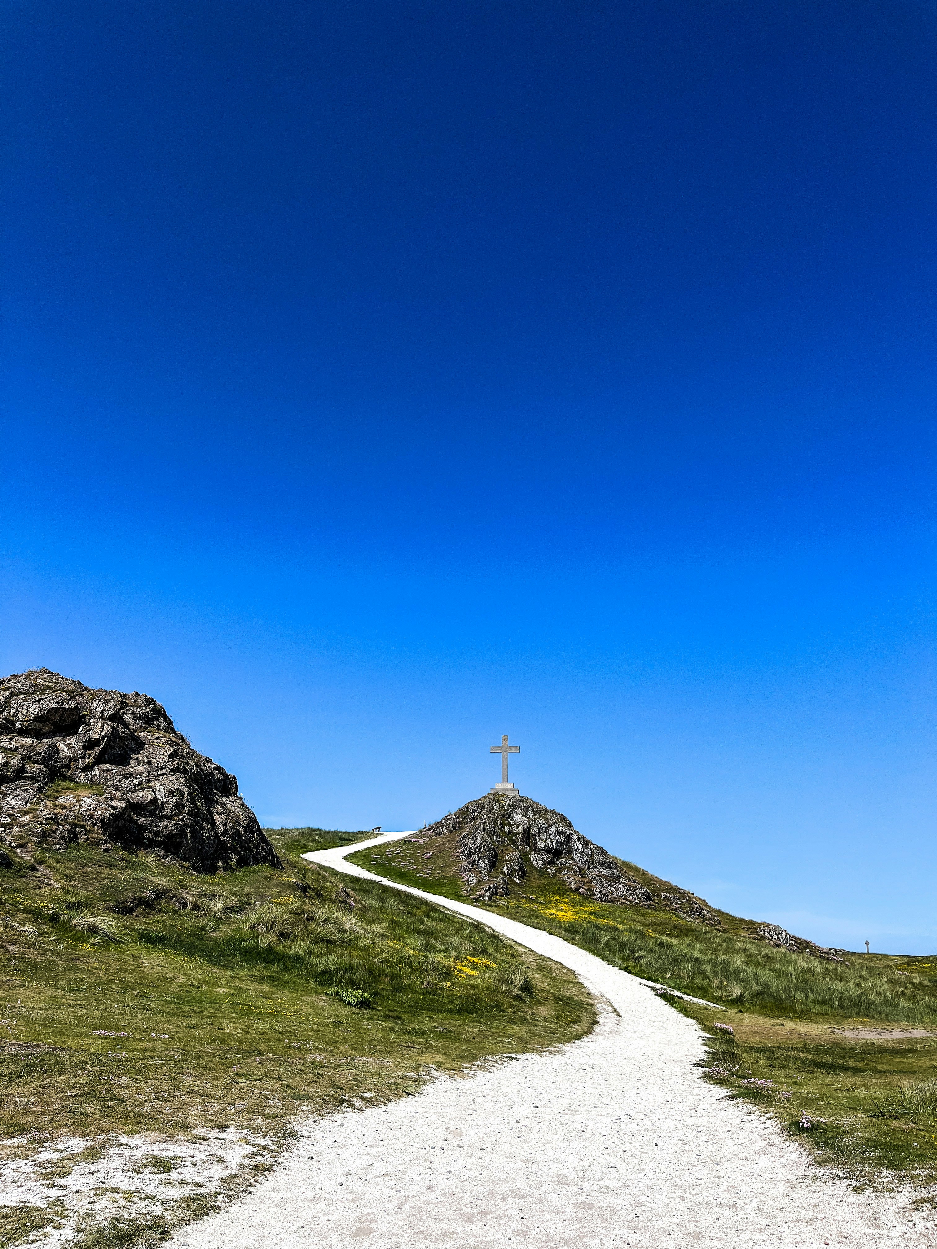 A cross on top of a hill on a [UNK] day photo – Free United kingdom ...