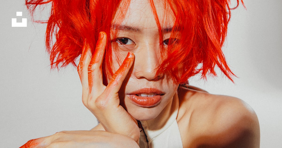 밝은 빨간 머리를 가진 여자가 사진을 위해 포즈를 취하고 있다 사진 Unsplash의 무료 유행 이미지