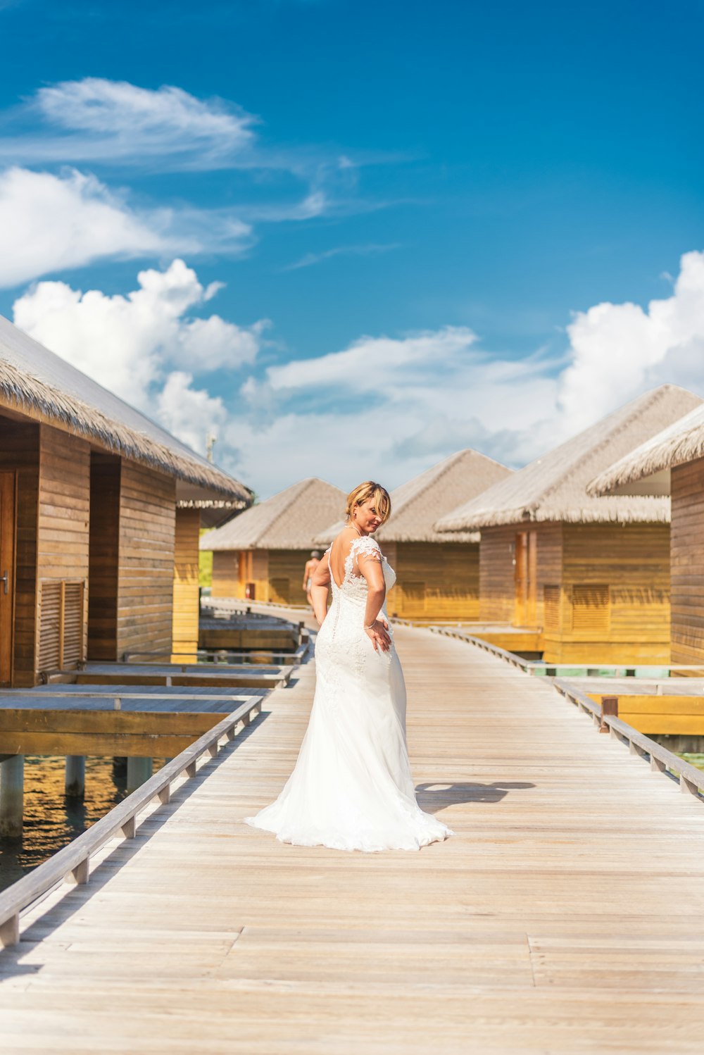 Foto zum Thema Eine frau in einem brautkleid, die auf einem dock steht ... Foto zum Thema Eine frau in einem brautkleid, die auf einem dock steht ...