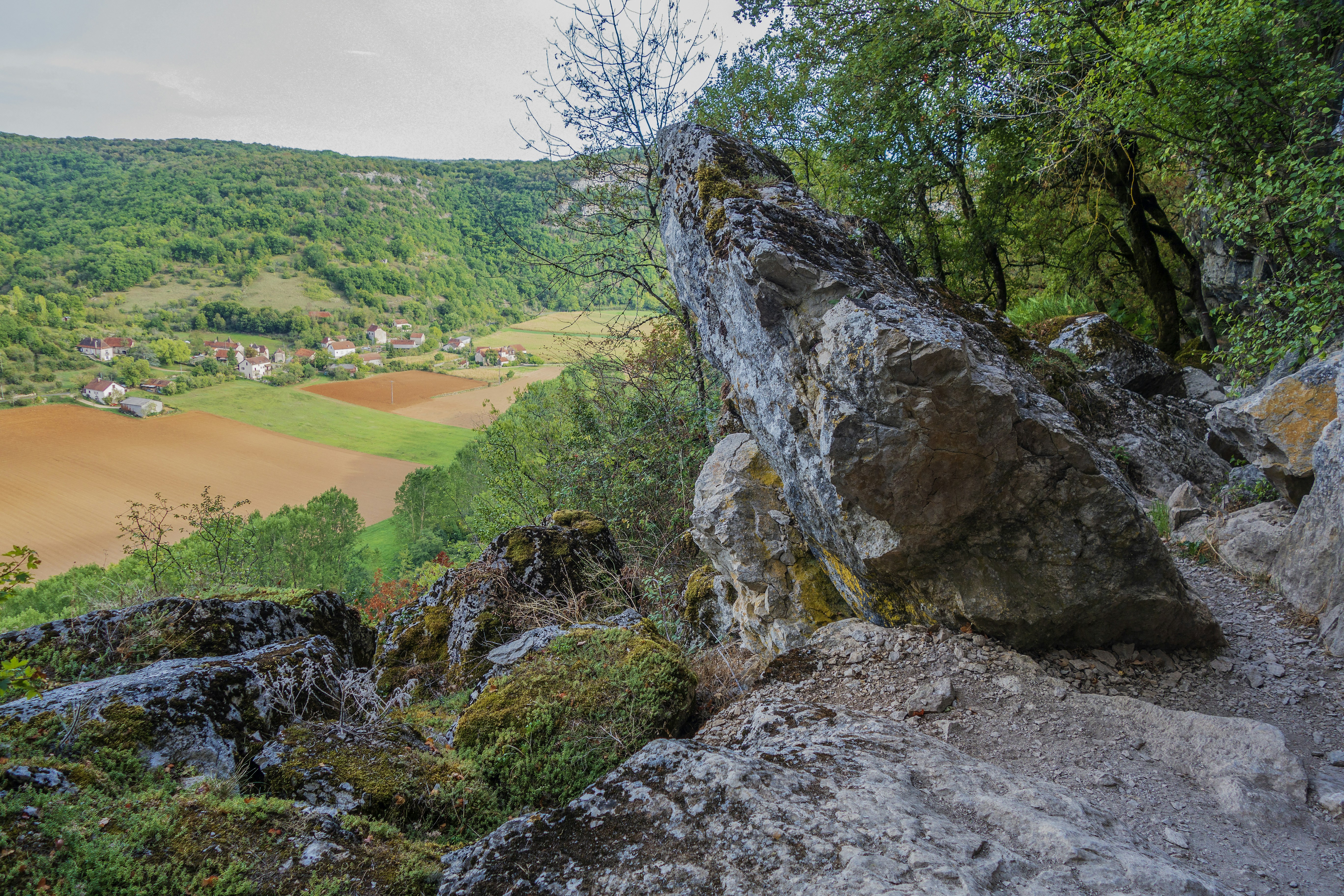 Un gros rocher assis au sommet d’une colline verdoyante photo – Photo ...