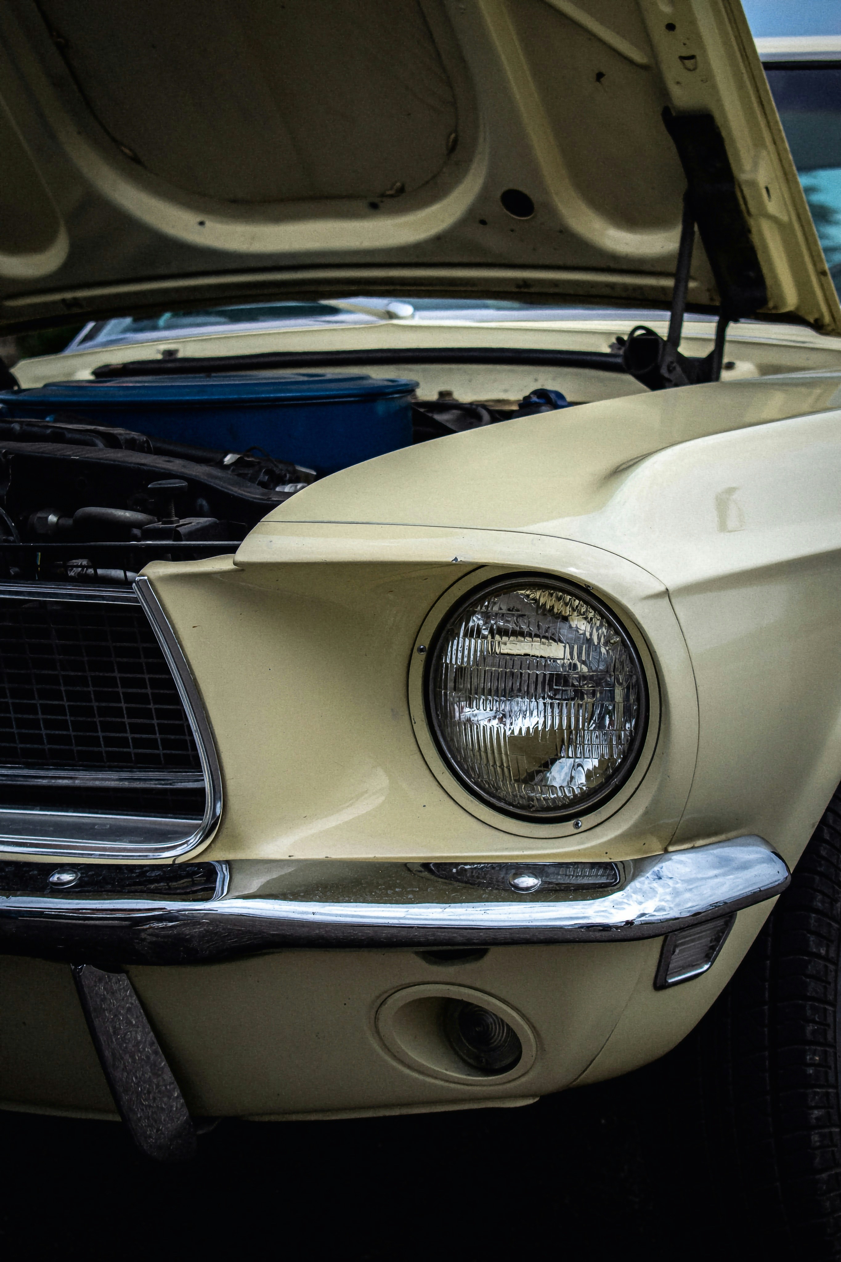 Une voiture avec le capot ouvert et le capot relevé photo – Photo Auto ...