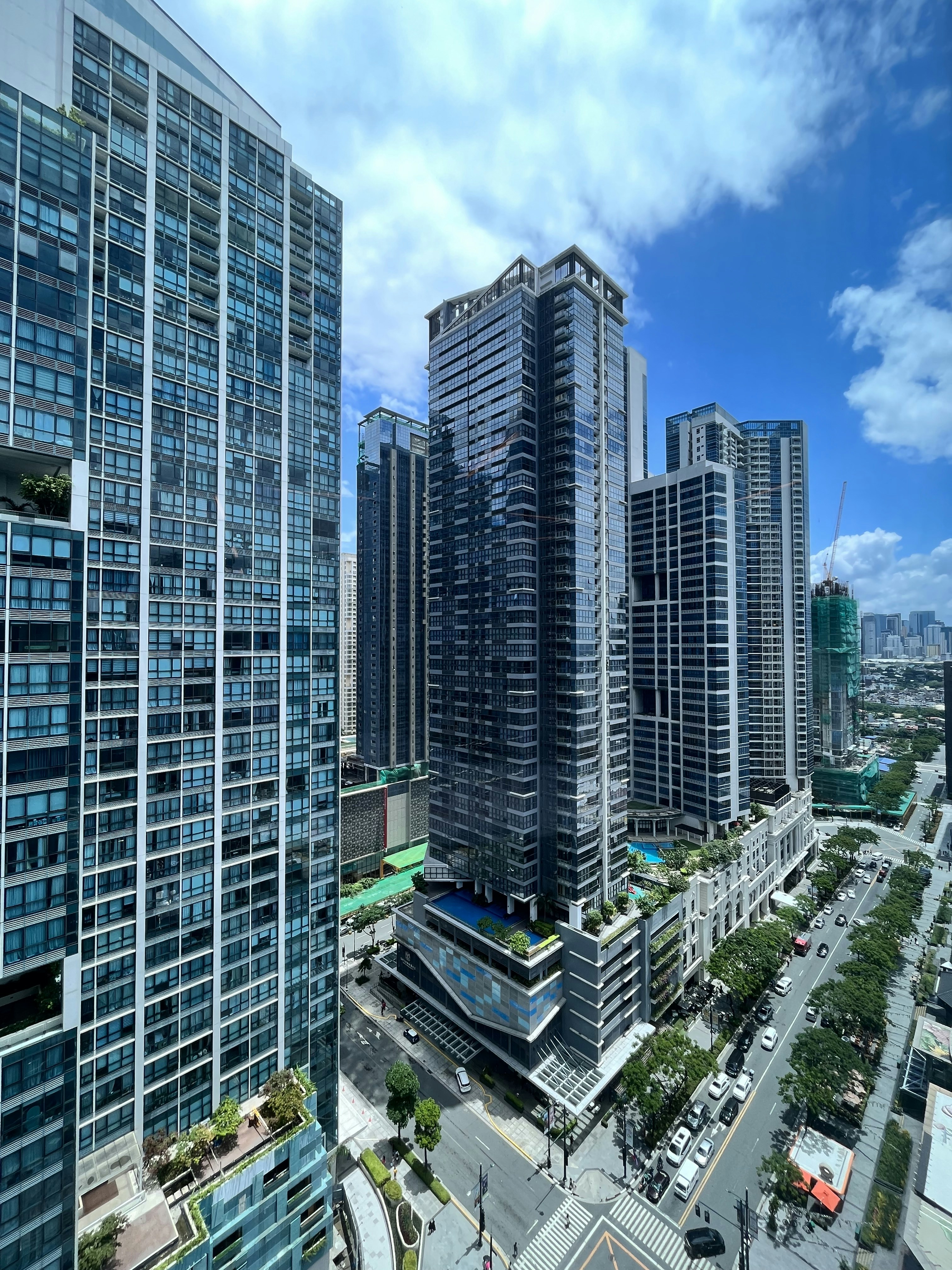 Foto Pemandangan kota dengan gedung-gedung tinggi – Gambar Mobil Gratis ...