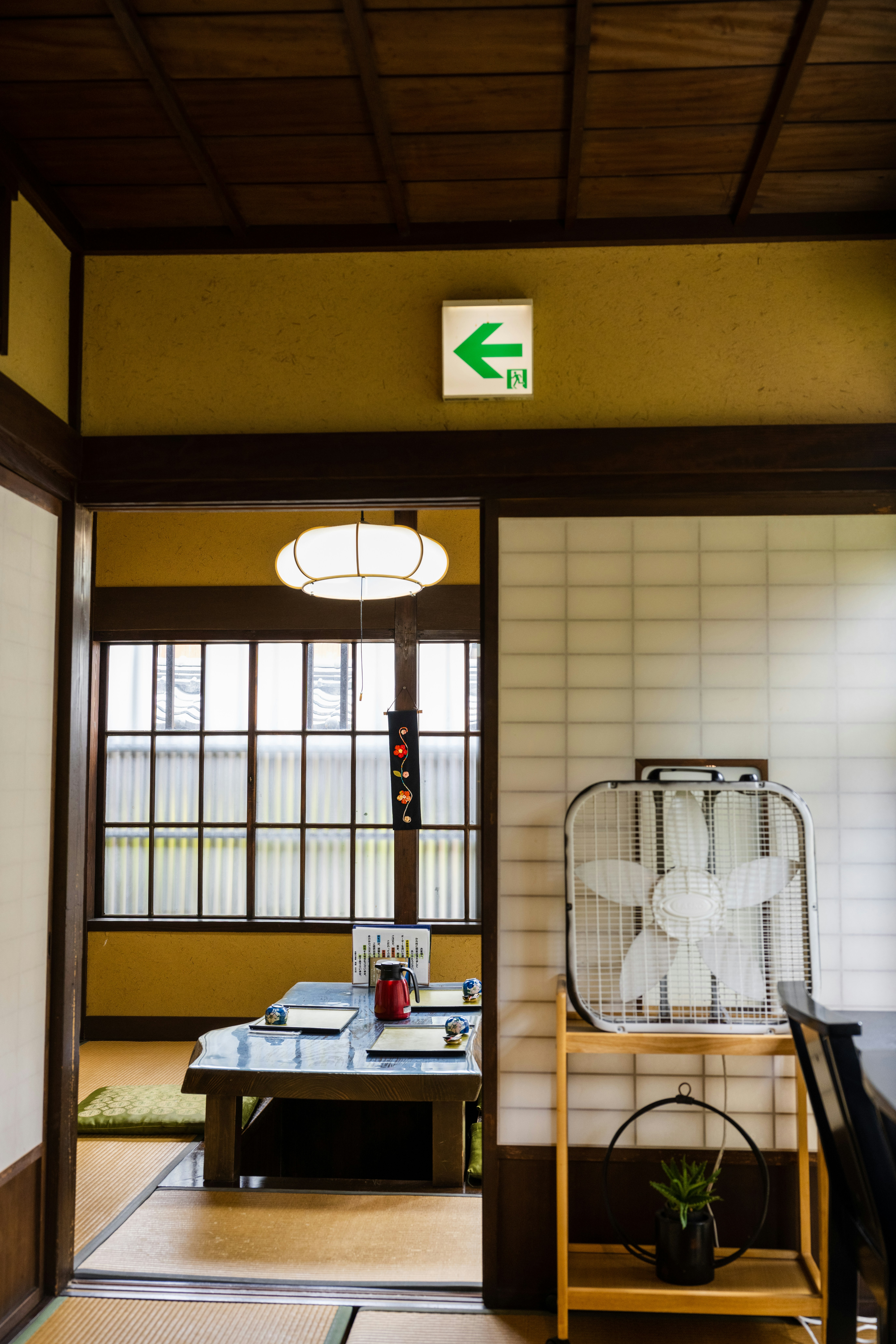Green Exit, Warm Glow: A Quiet Tatami Dining Scene