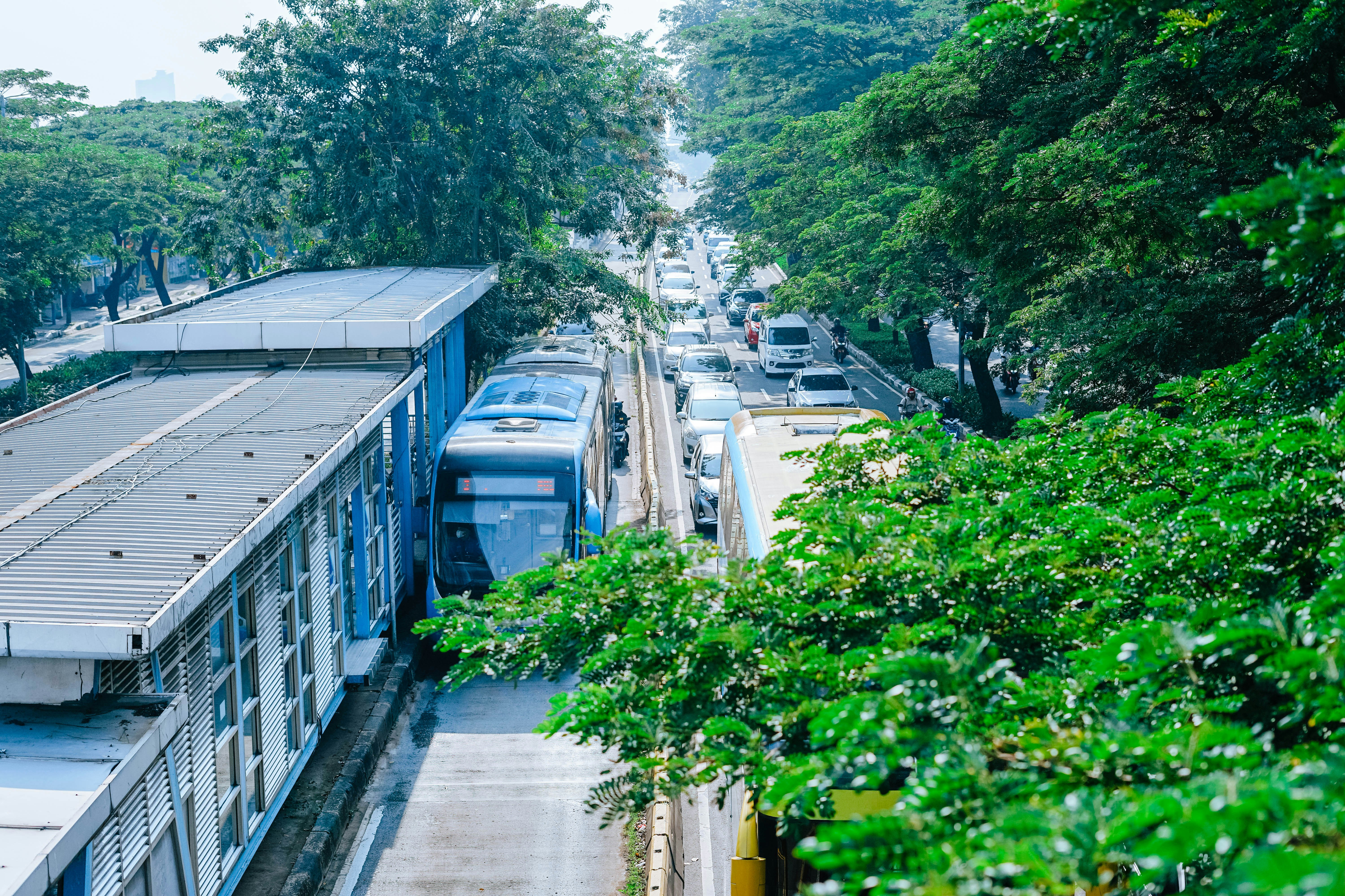 Une gare avec plusieurs trains sur les rails photo – Photo Urbain ...