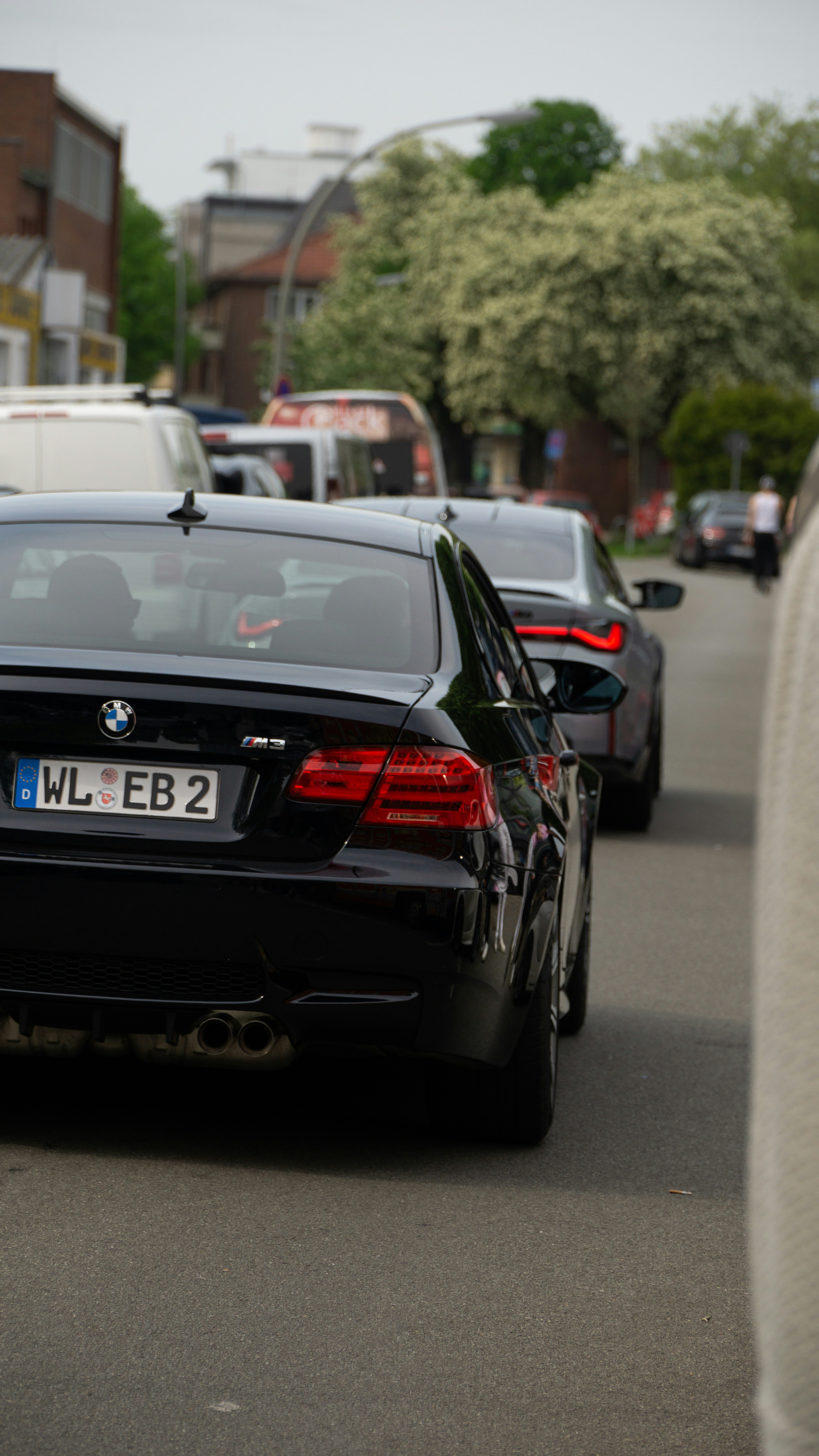 A bunch of cars that are sitting in the street photo – Free Unter den ...