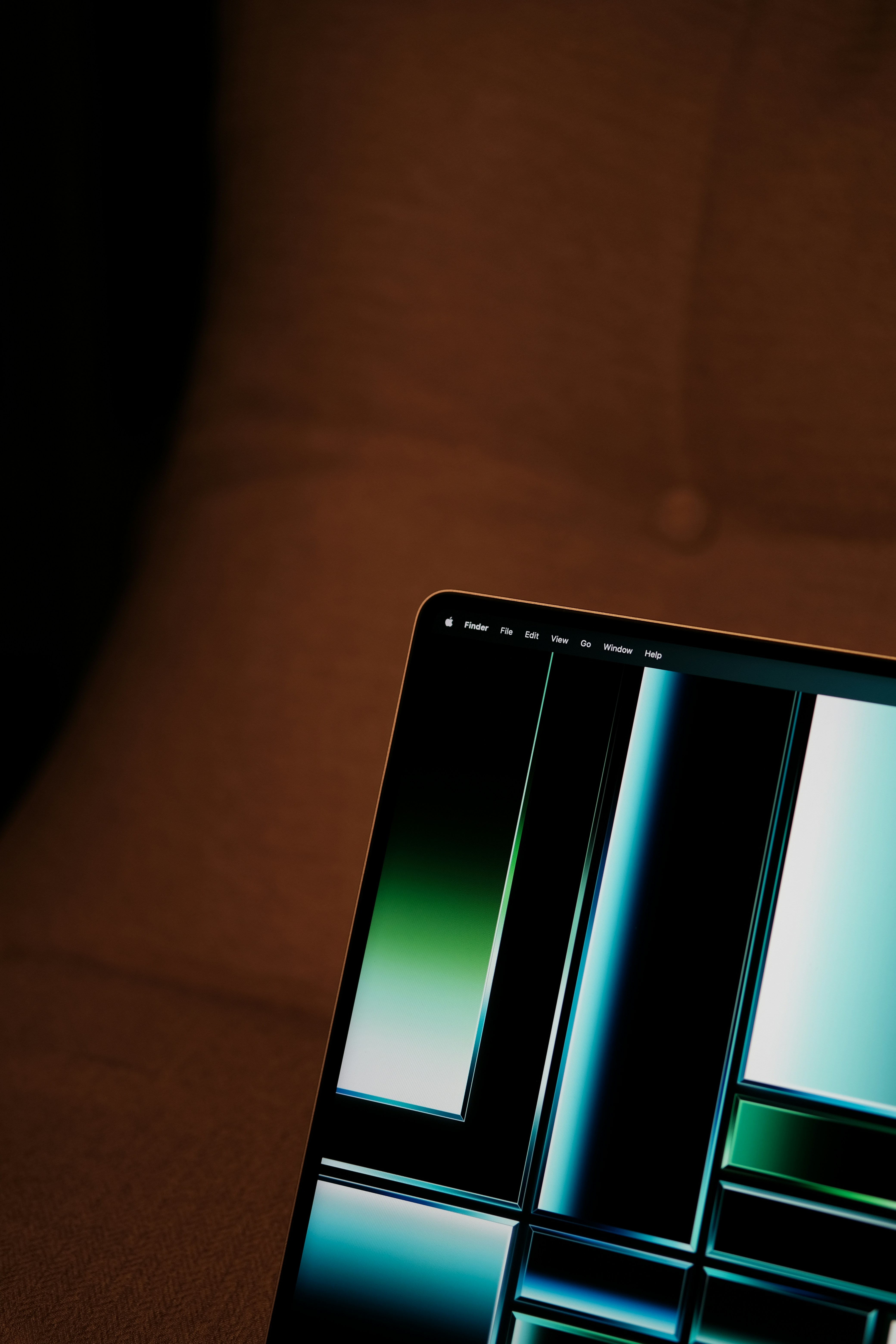 A close up of a cell phone on a table photo – Free Apple Image on Unsplash