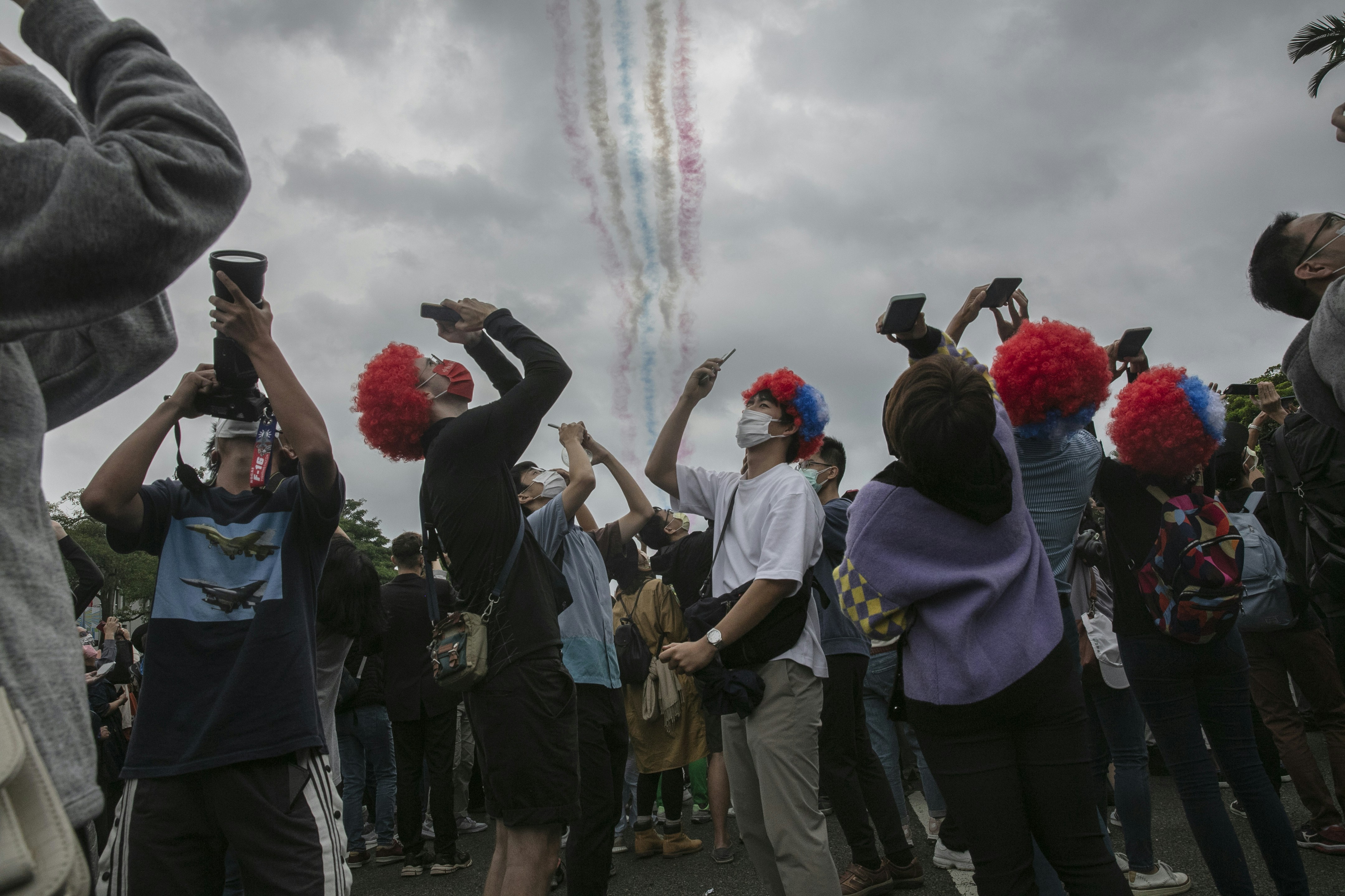 Color Contrails Over a Crowd: Phones Up at an Aerial Display