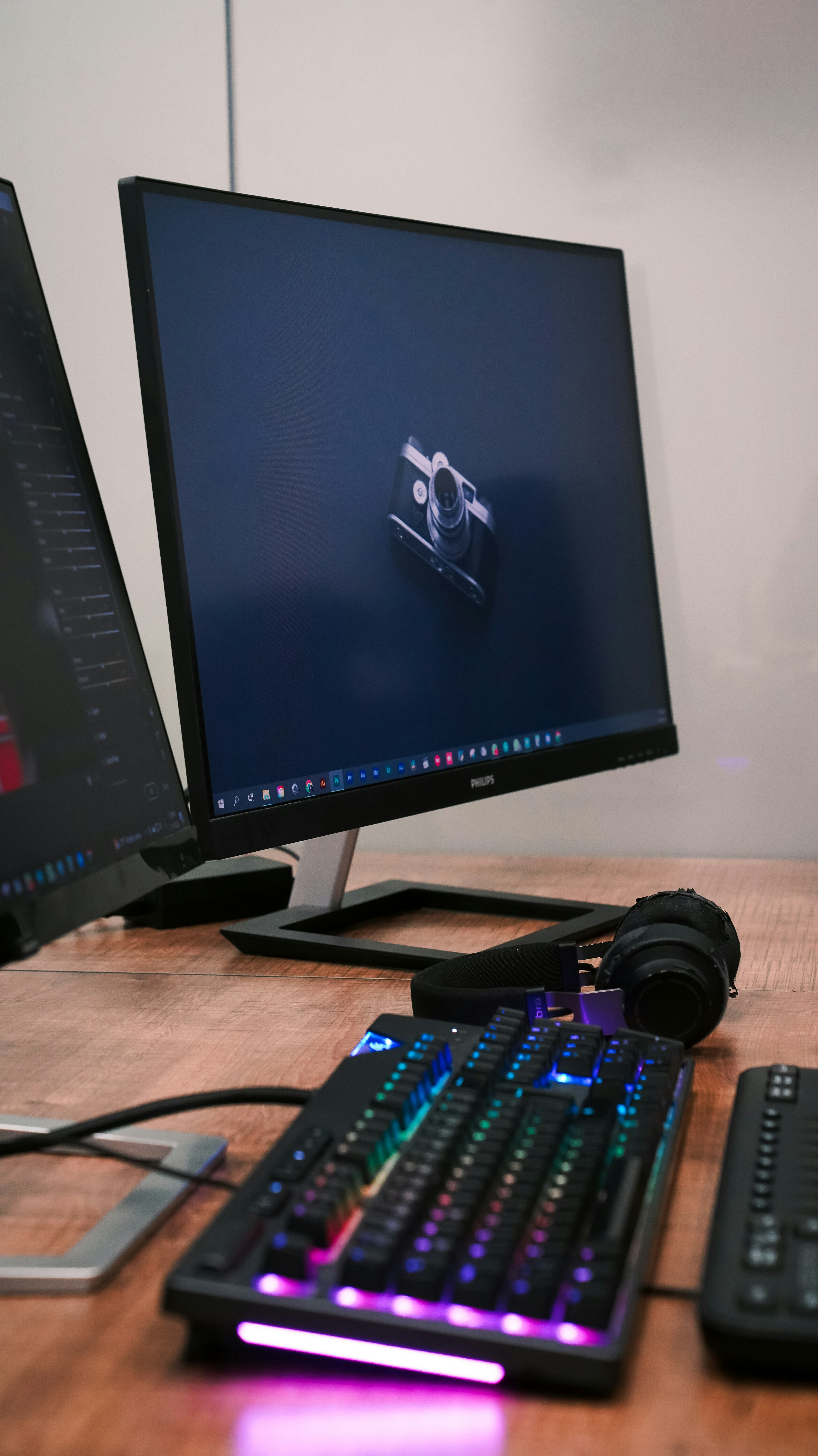 Un escritorio de computadora con un teclado y un monitor foto – Imagen ...