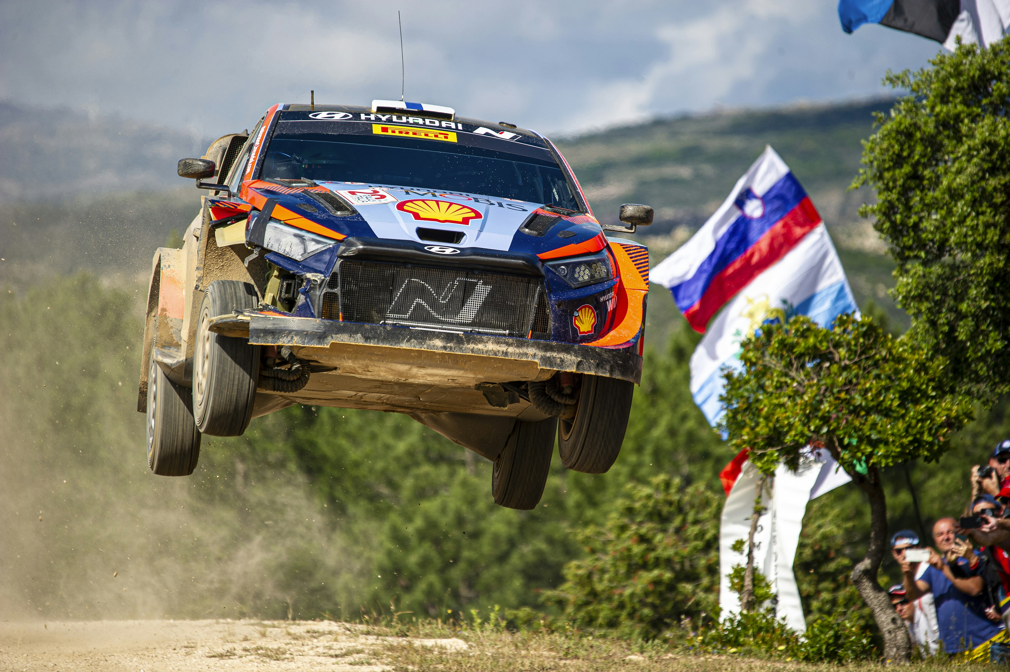 Foto Un coche de rally dando un salto en el aire – Imagen Aventura ...