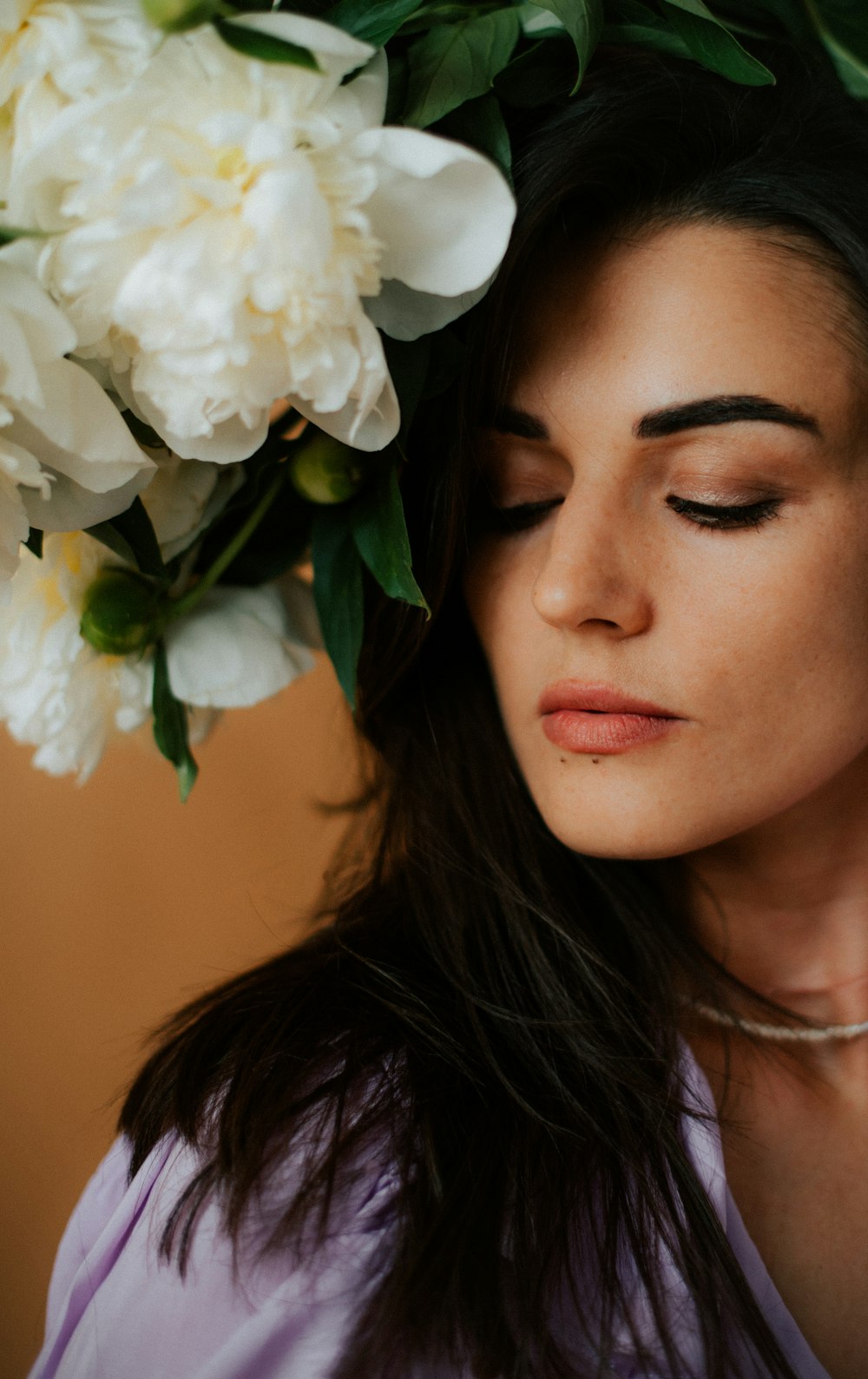 Une femme avec une couronne de fleurs sur la tête photo – Photo Fleur ... Une femme avec une couronne de fleurs sur la tête photo – Photo Fleur ...