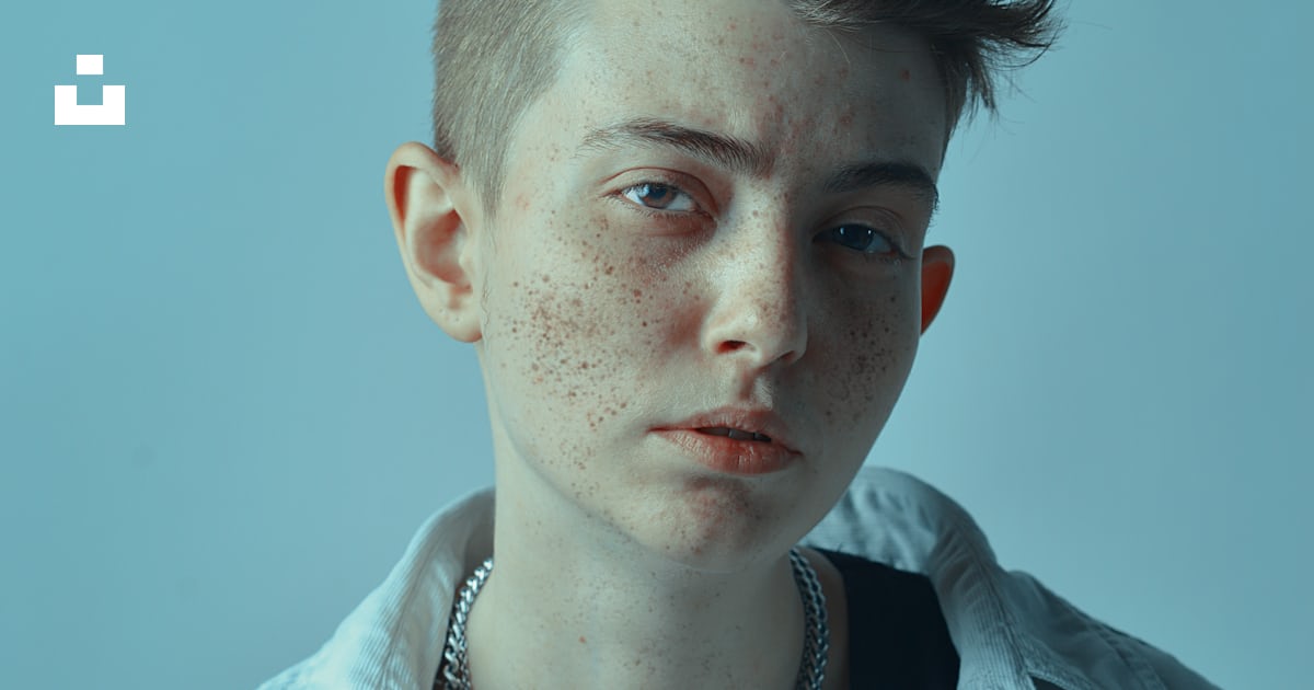Un Joven Con Pecas En La Cara Foto Imagen De Retrato Gratuita En Unsplash