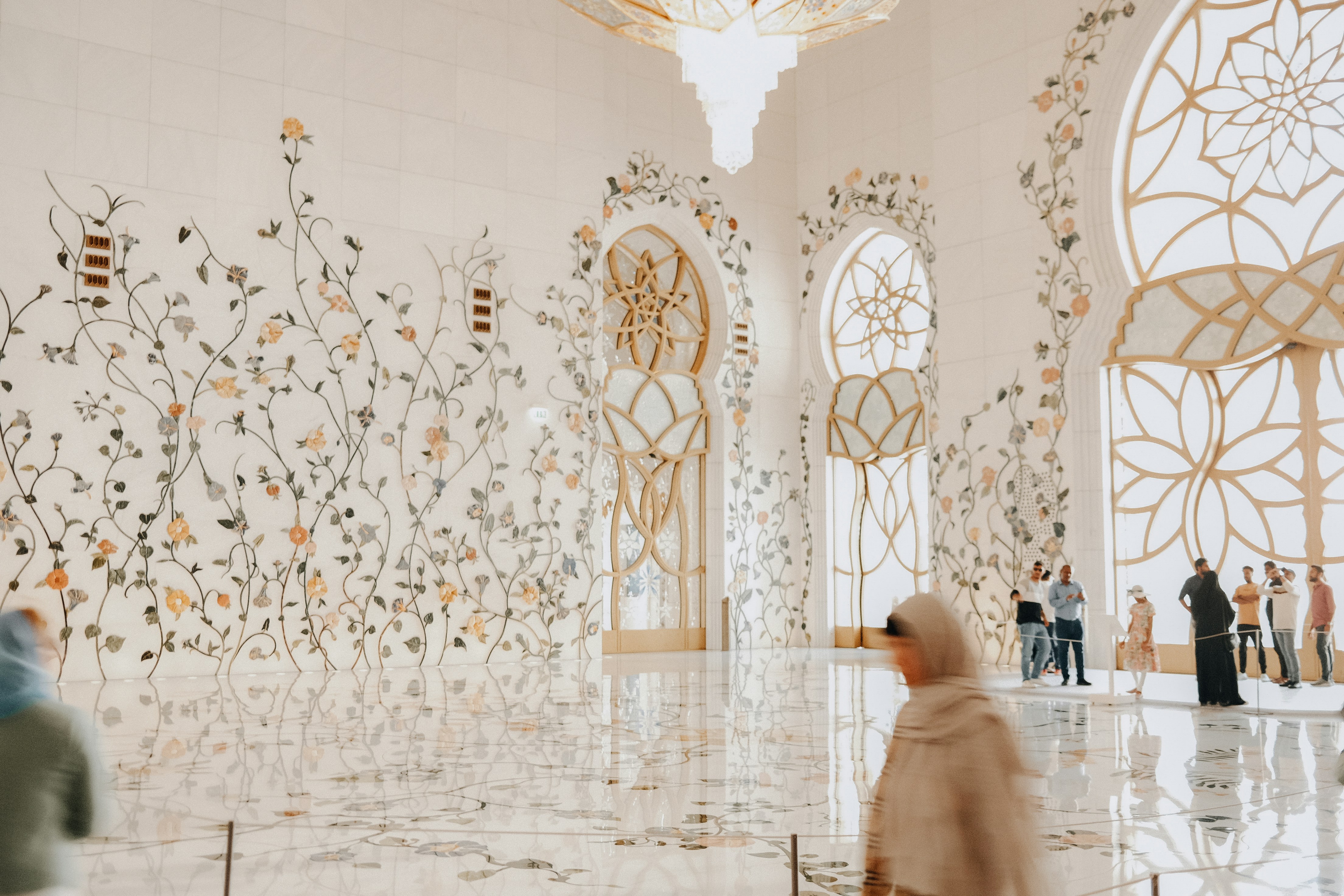 A group of people standing in a large room photo – Free Sheikh zayed ...