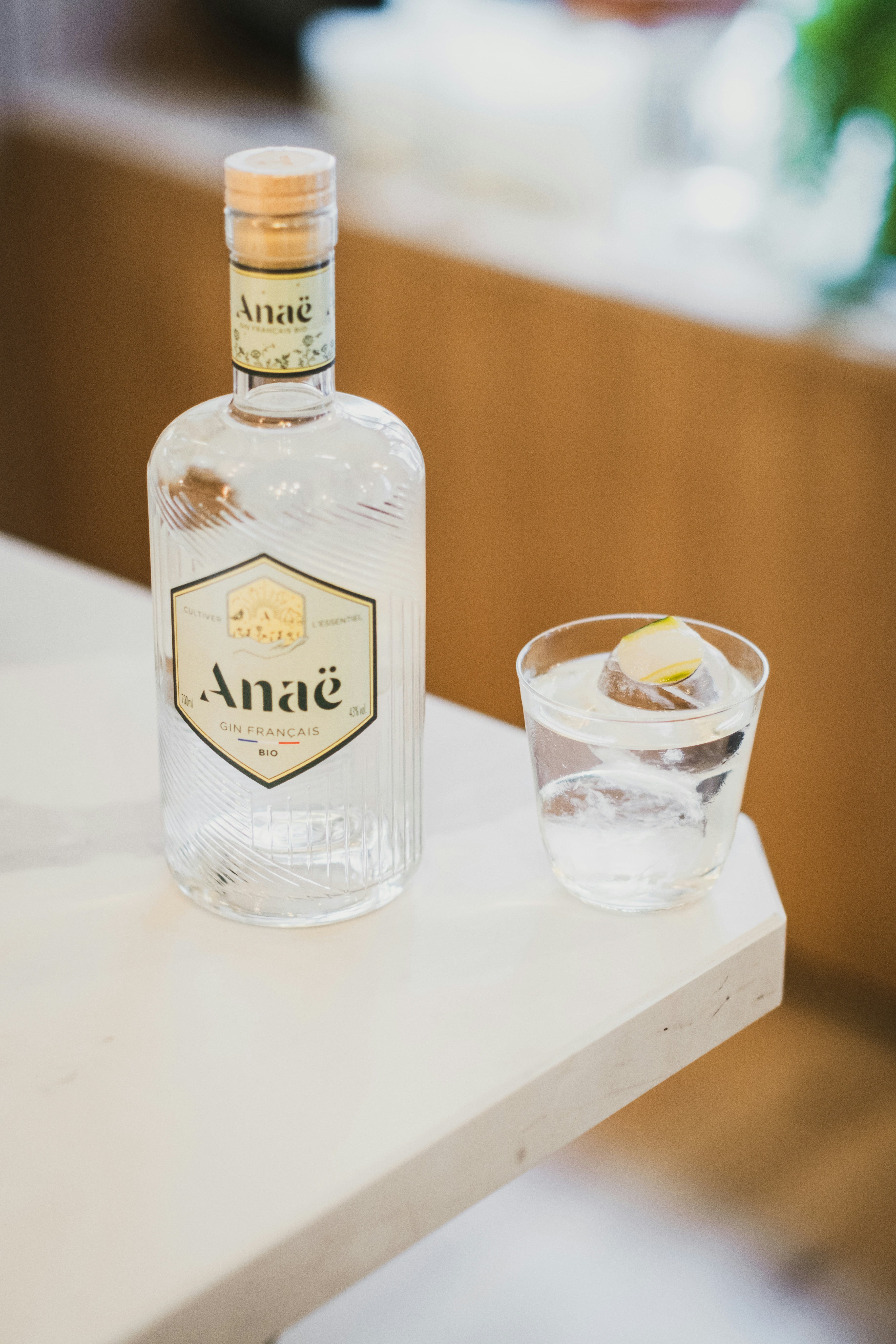 Anaé and Ice: Subtle Light on a Minimal Bar Table