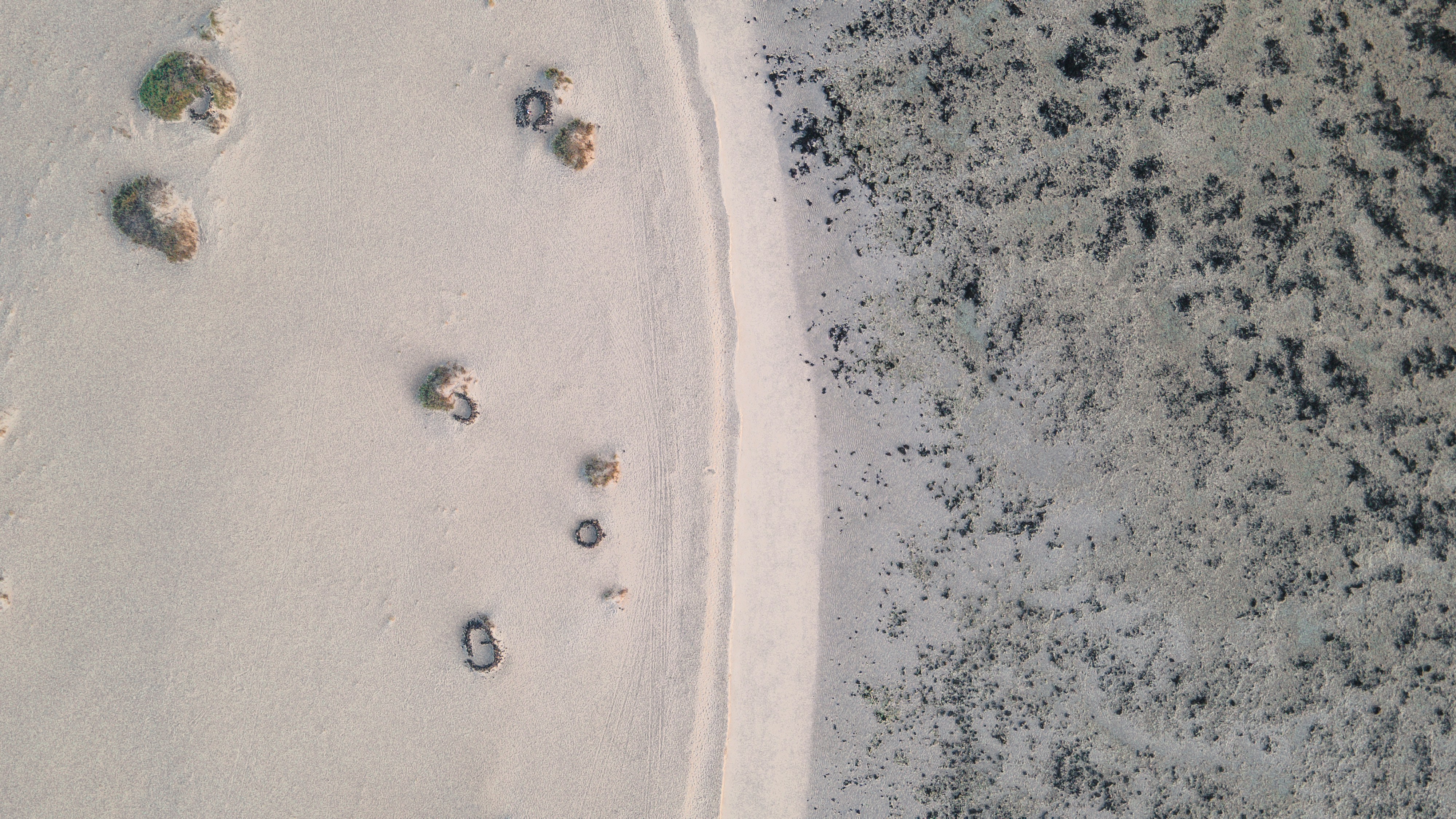 A bird's eye view of a sandy beach photo – Free Sea Image on Unsplash