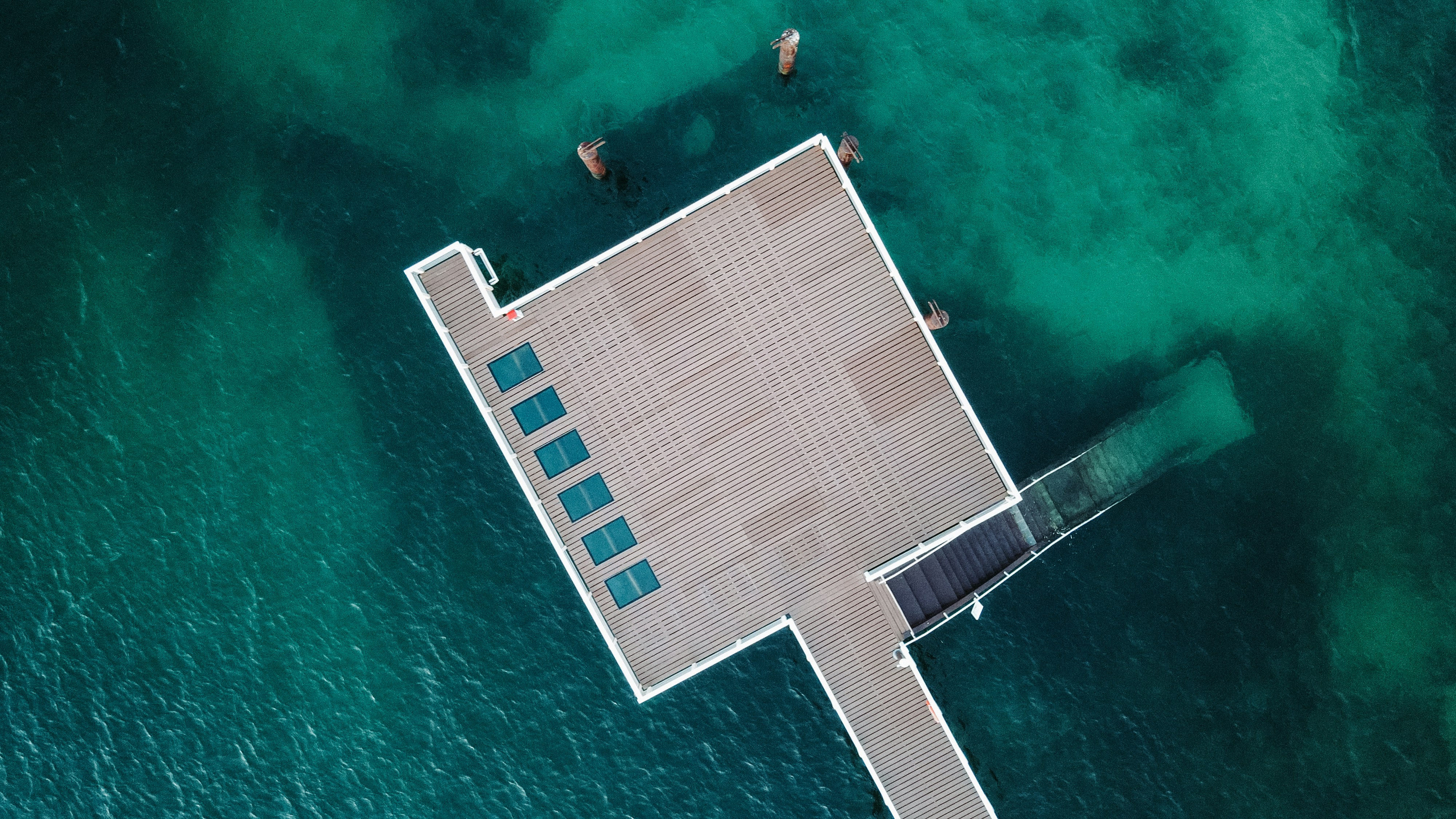 An aerial view of a dock in the ocean photo – Free Water Image on Unsplash