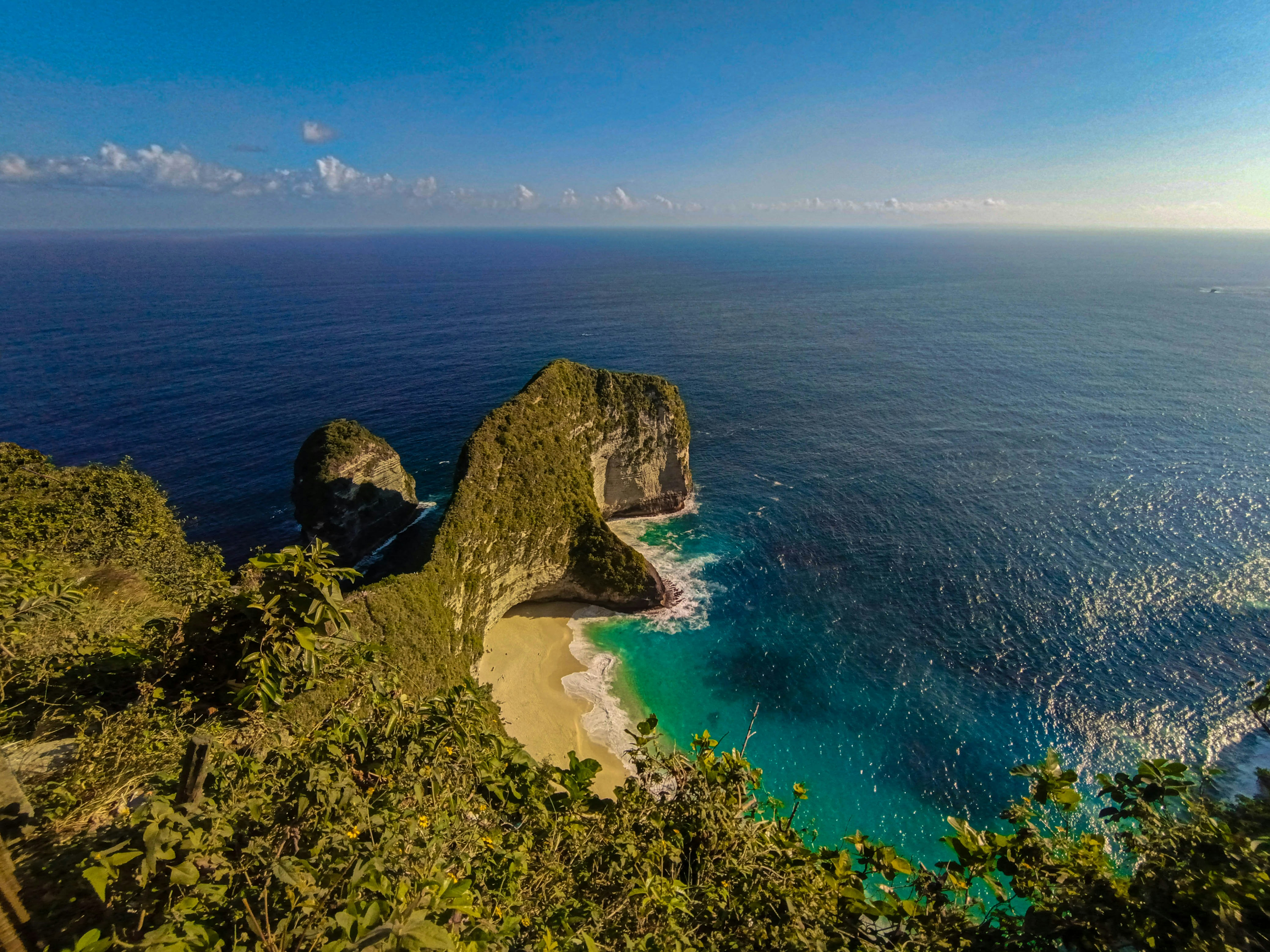 A view of the ocean from the top of a hill photo – Free Kelingking ...