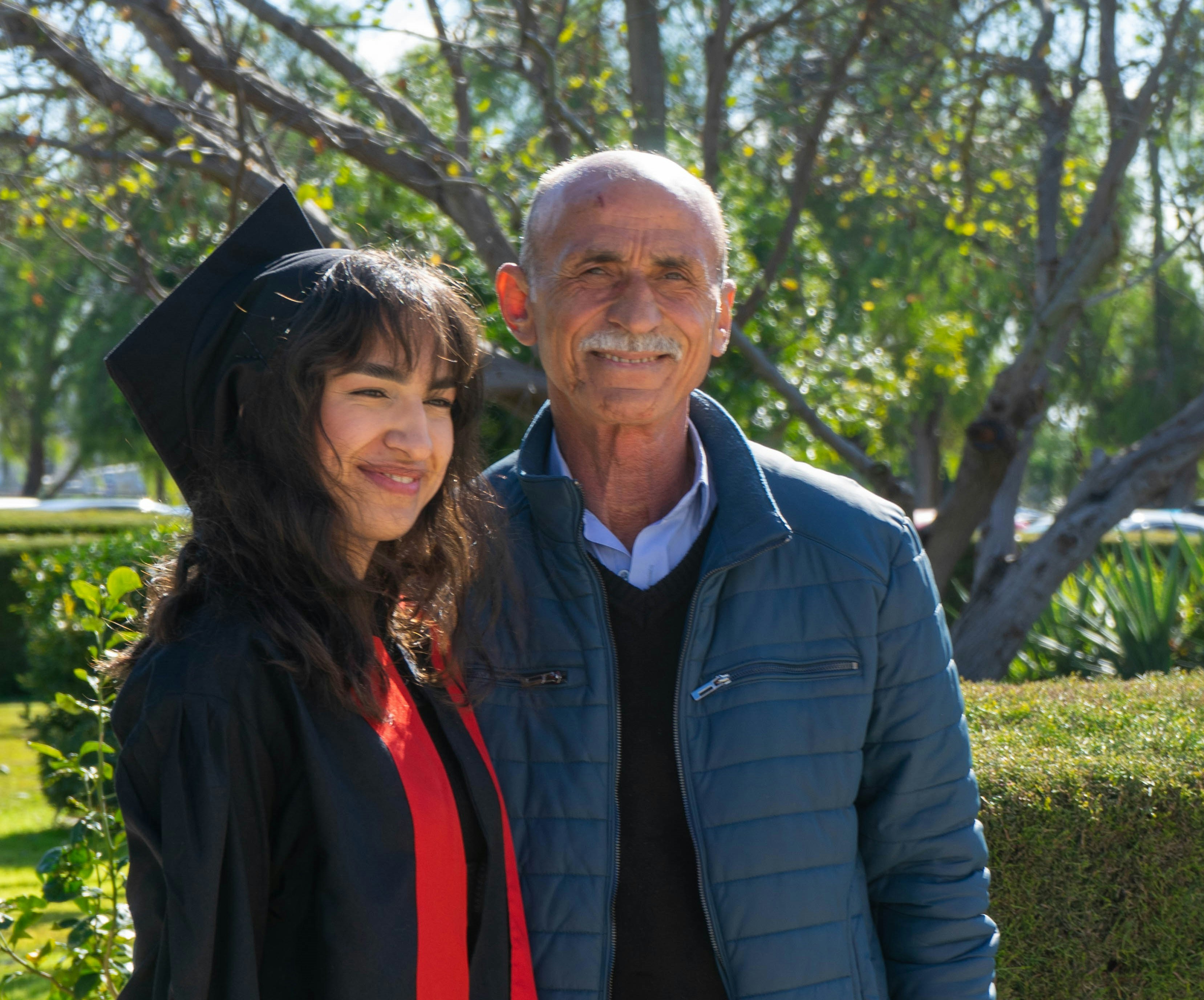 Foto Un hombre y una mujer parados uno al lado del otro – Imagen Chipre ...