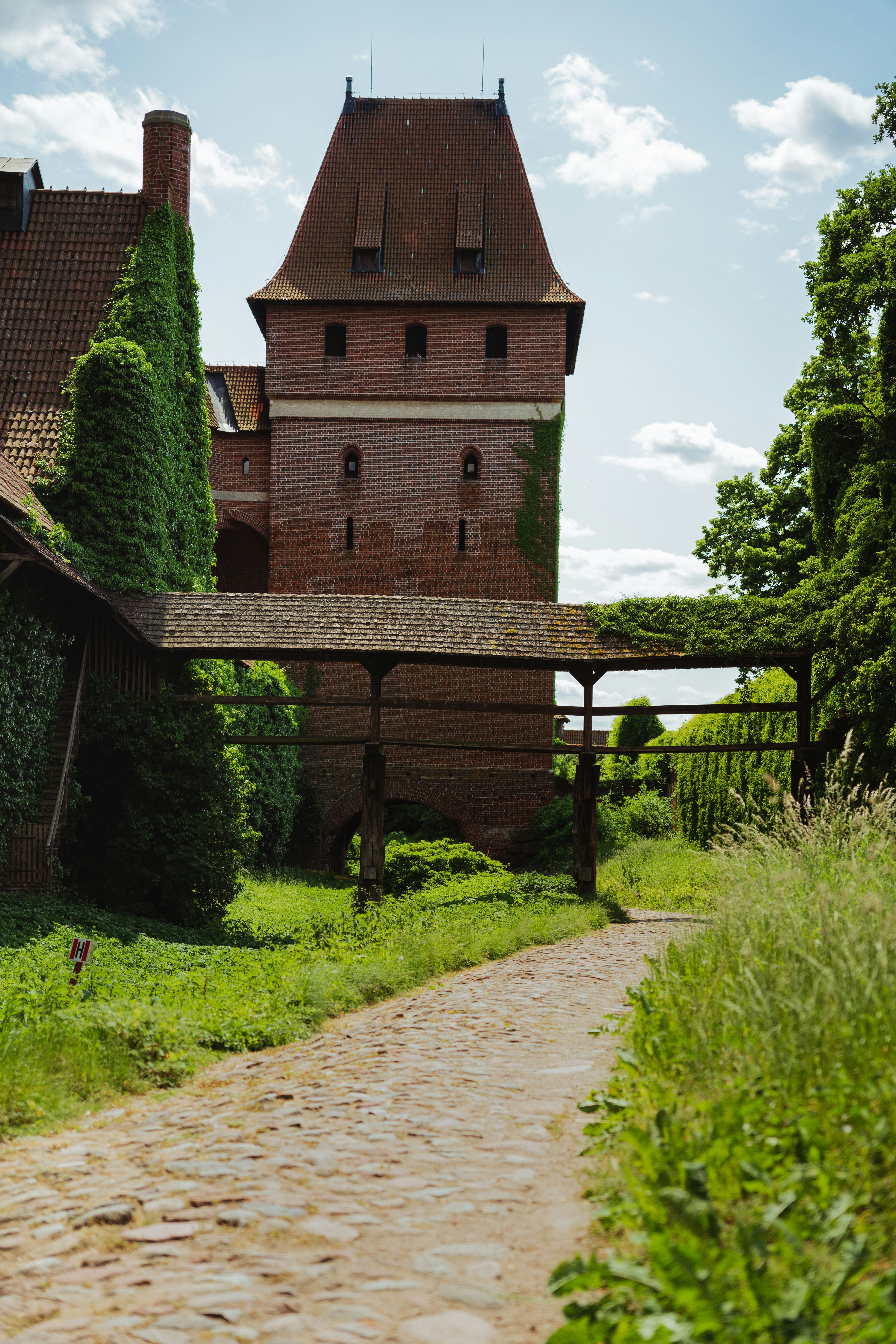 a brick building with a walkway leading to itAnna Hunko