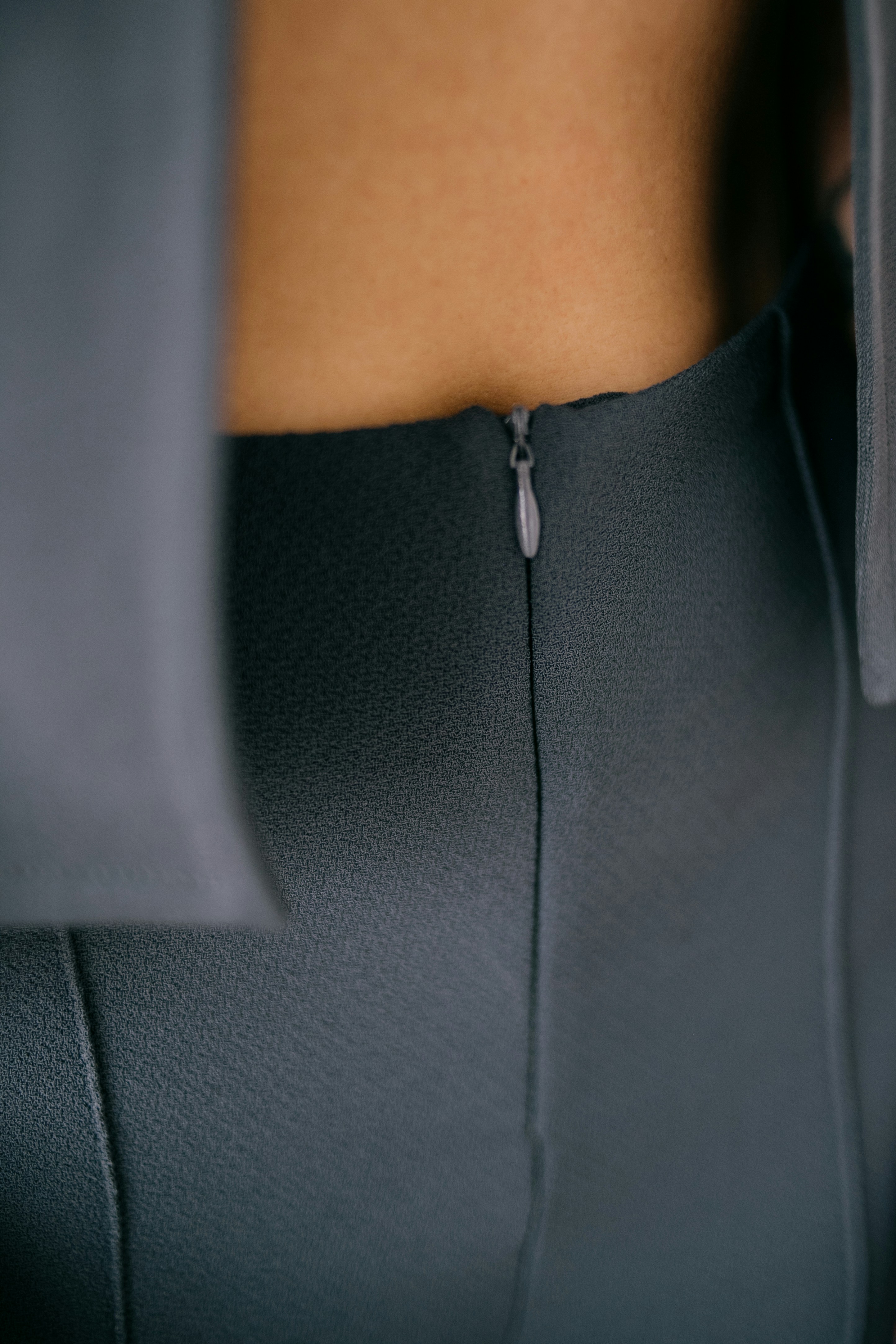 The Quiet Zip: Close-up of a Tailored Collar Seam