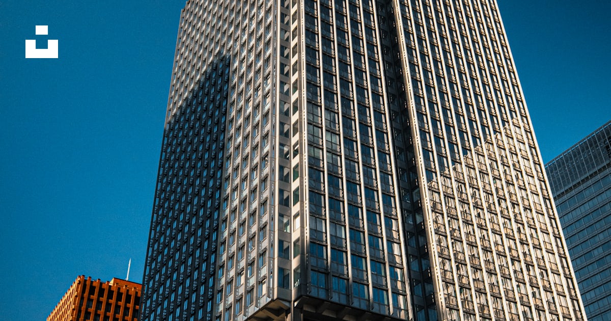 窓がたくさんある非常に高い建物の写真 Unsplashの都市の無料画像