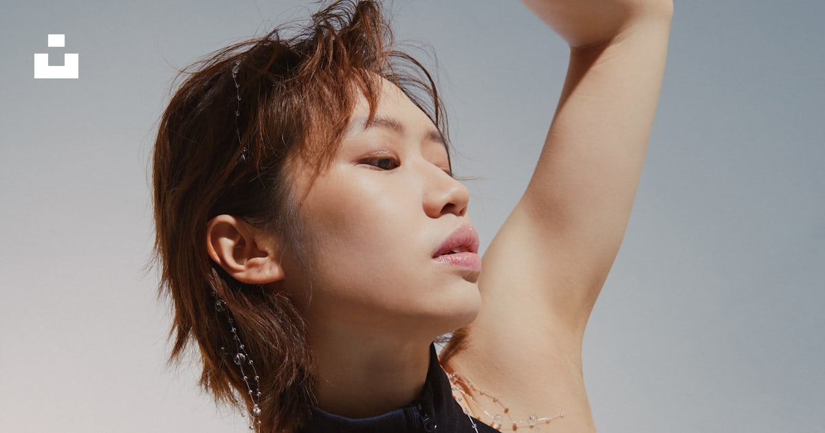 검은 드레스를 입은 여자가 사진을 찍기 위해 포즈를 취하고 있다 사진 Unsplash의 무료 여자 이미지