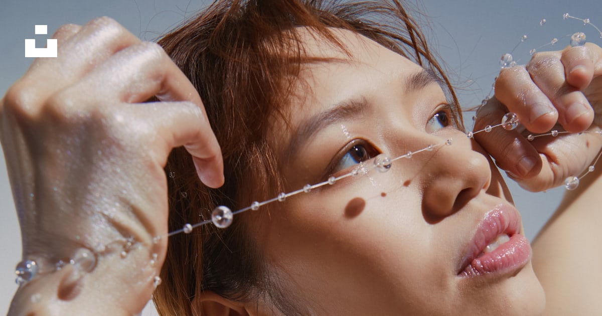 검은색 상의를 입고 목에 사슬을 두른 여자 사진 Unsplash의 무료 초상 이미지