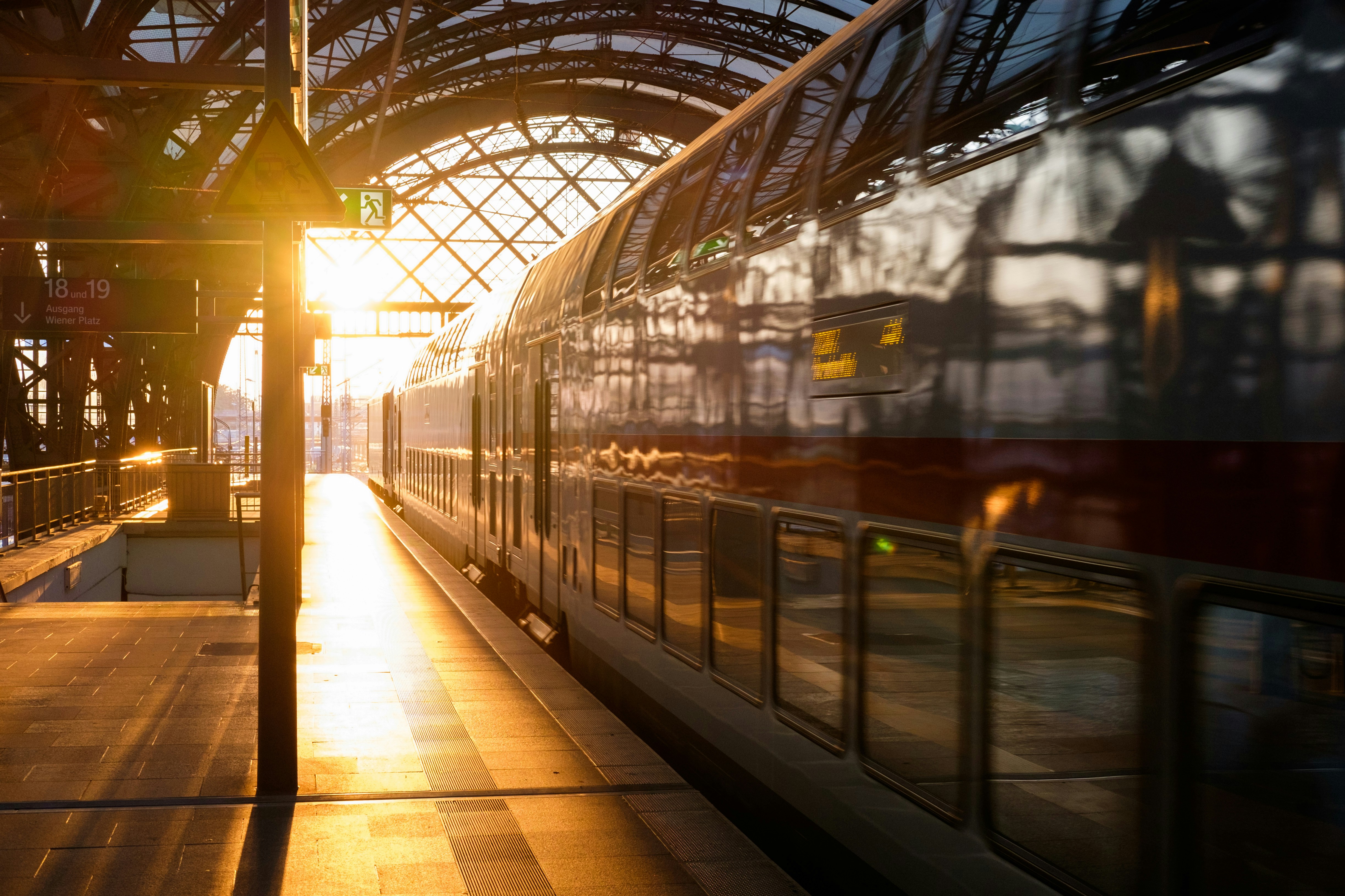 Un train traversant une gare à côté d’un quai photo – Photo Former ...