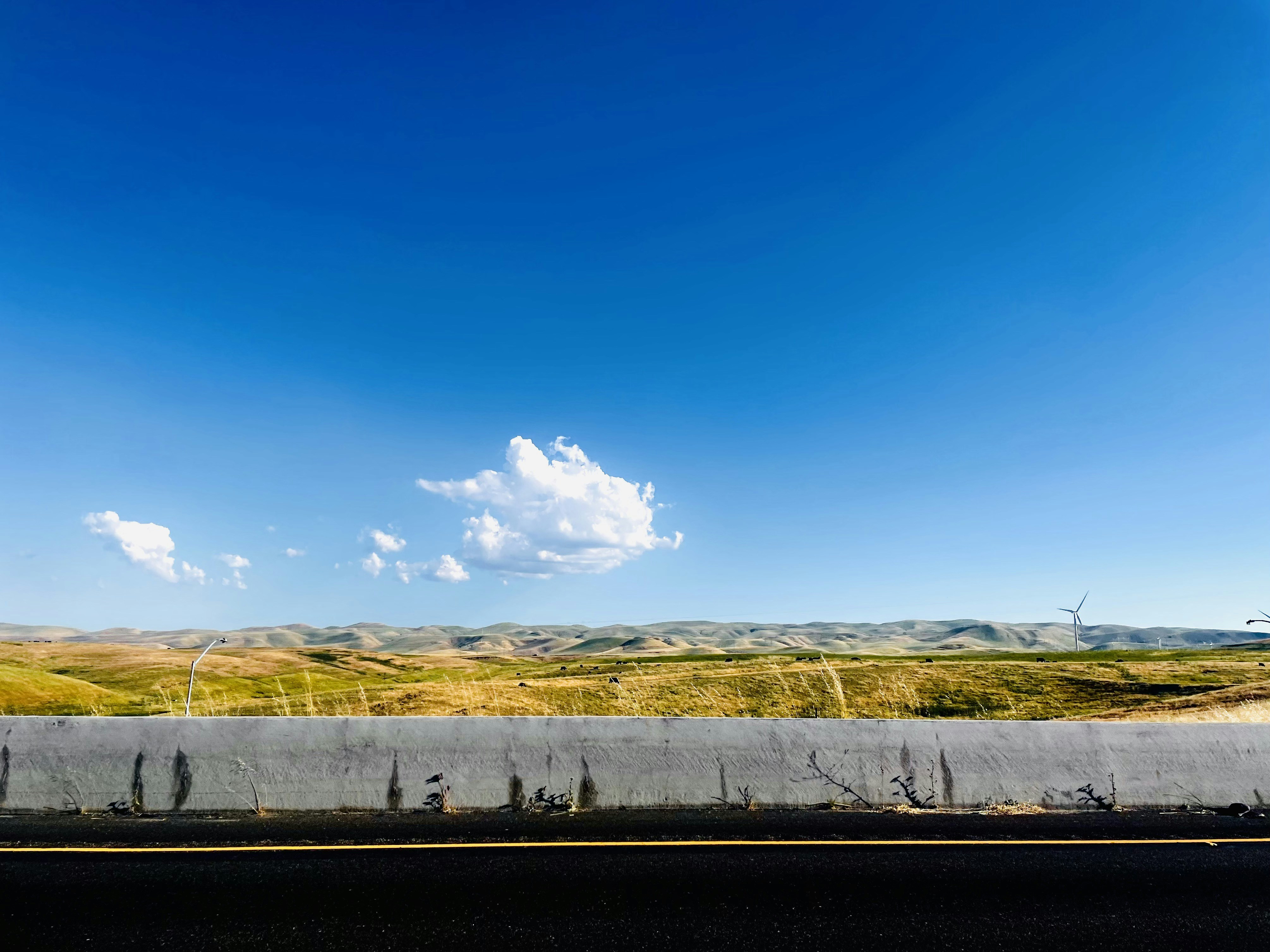 A view of a field from a highway photo – Free California Image on Unsplash