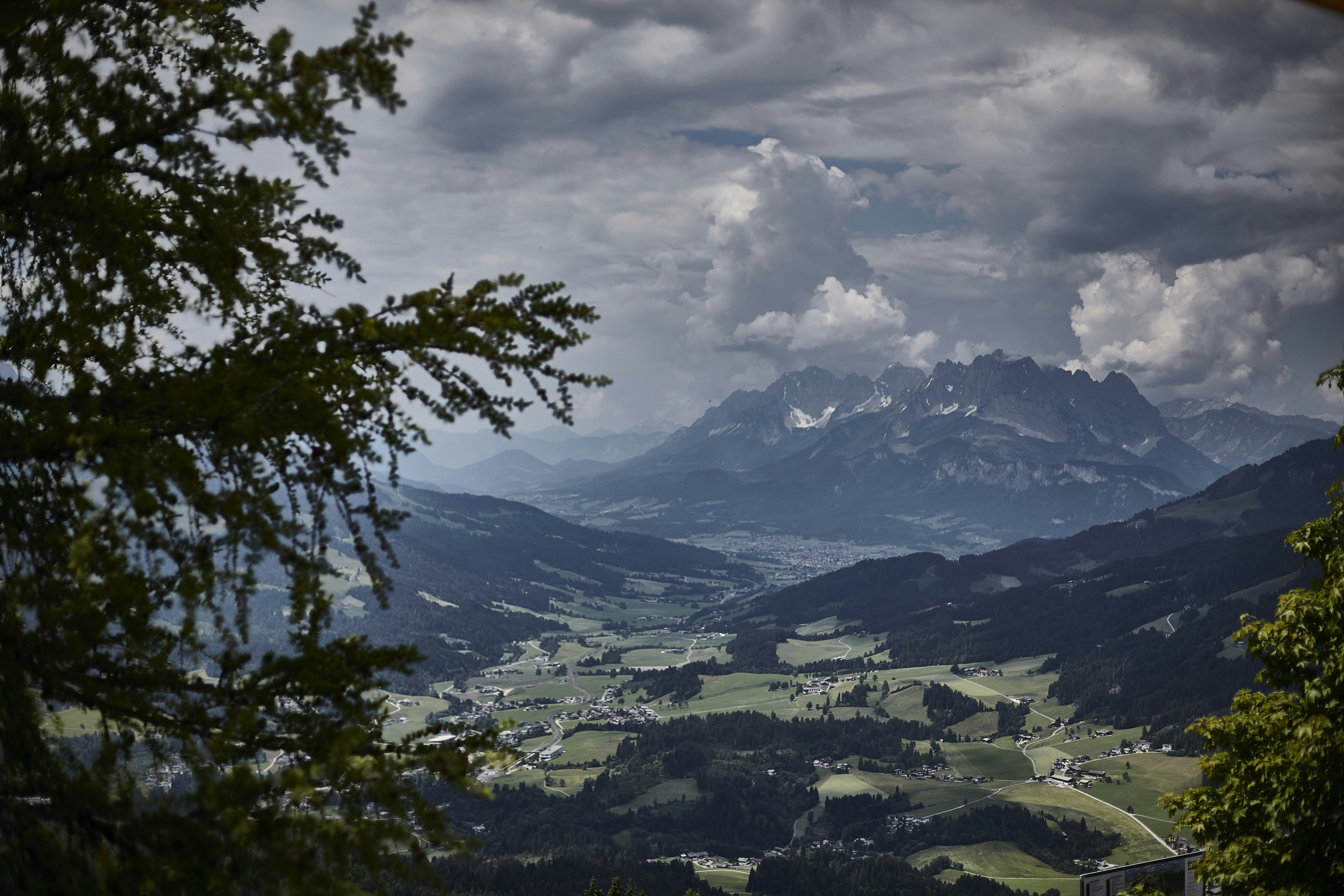 Blick auf ein Tal mit Bergen im Hintergrund Foto – Kostenloses Bild zum ...